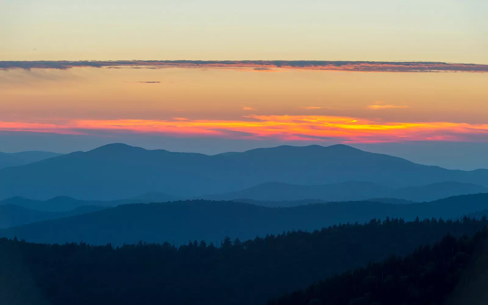 AMERIKA SYARIKAT - 2015/09/18: Pemandangan Taman Negara Great Smoky Mountains di North Carolina, Amerika Syarikat pada waktu matahari terbenam dari tempat letak kereta Clingman's Dome. (Foto oleh Wolfgang Kaehler/LightRocket melalui Getty Images)