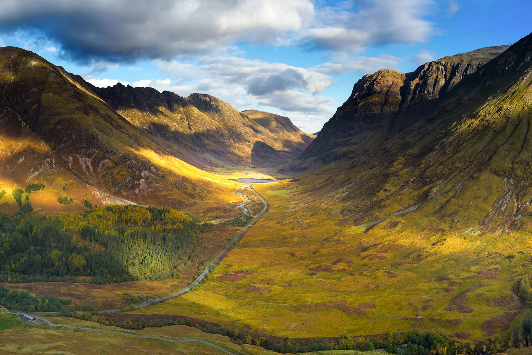 រូបថតនេះត្រូវបានថតពី Hill Meall Mor នៅ Glencoe ។