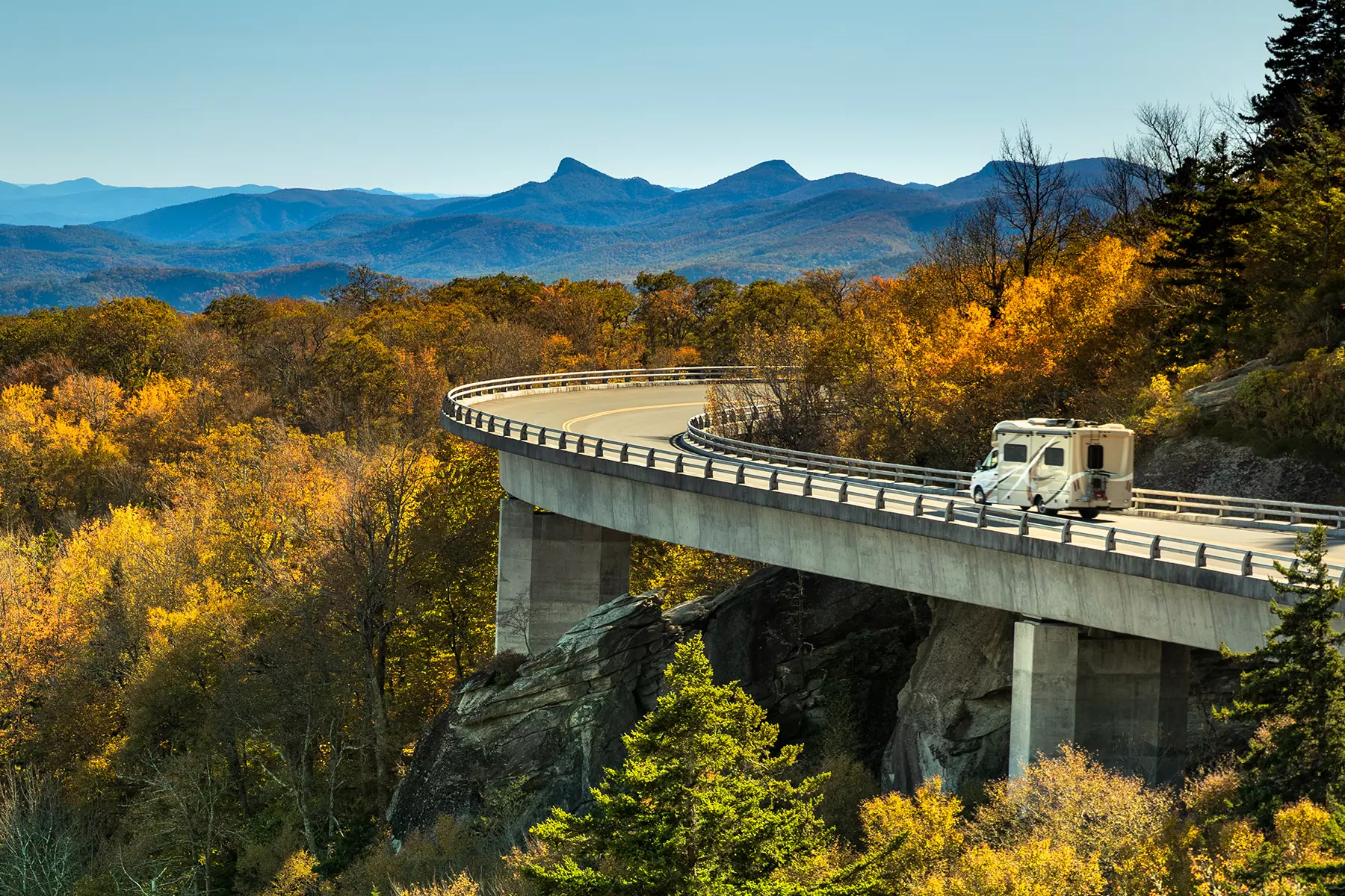 Панорамаи Viaduct Linn Cove дар боғи Блу Риҷ дар тирамоҳ