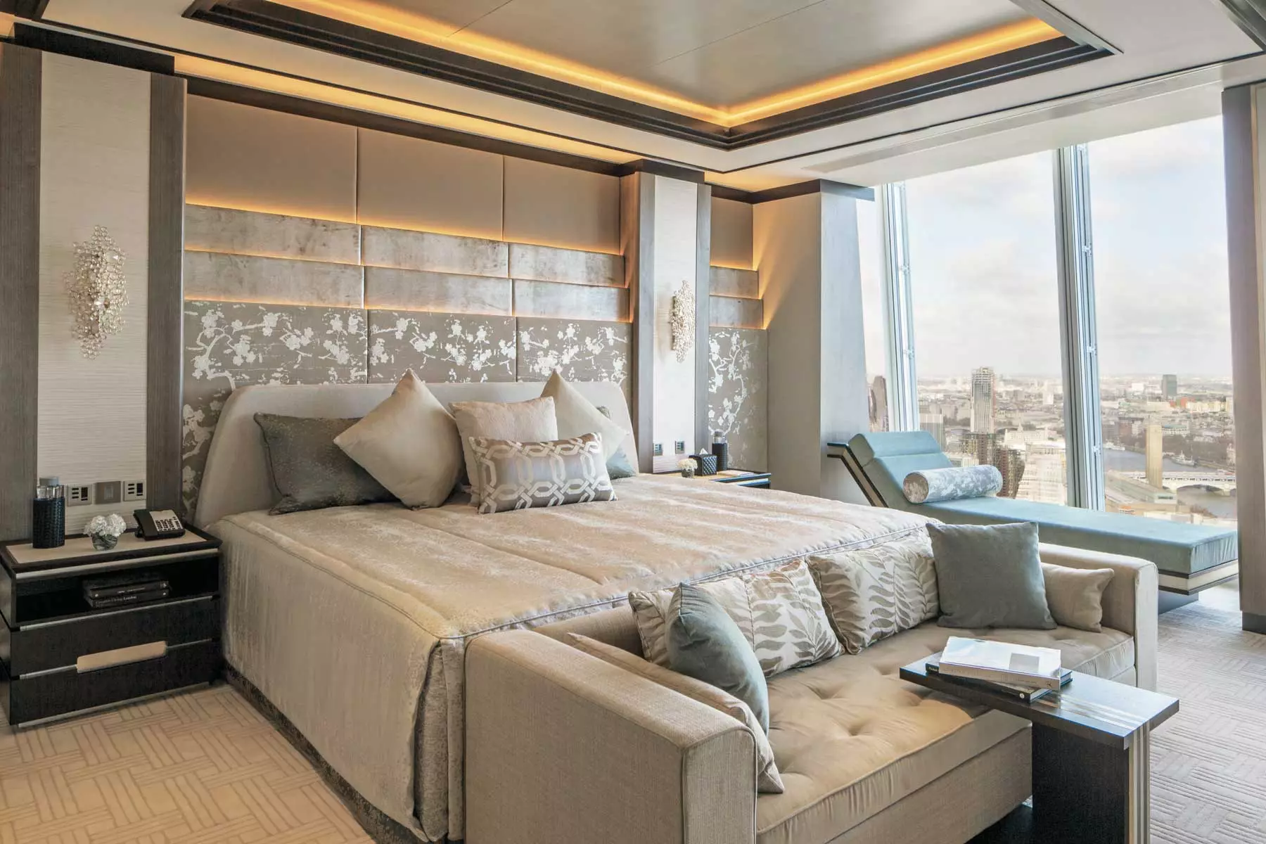 Bilik tidur dengan pemandangan bandar di Shangri-La Hotel di Shard, di London