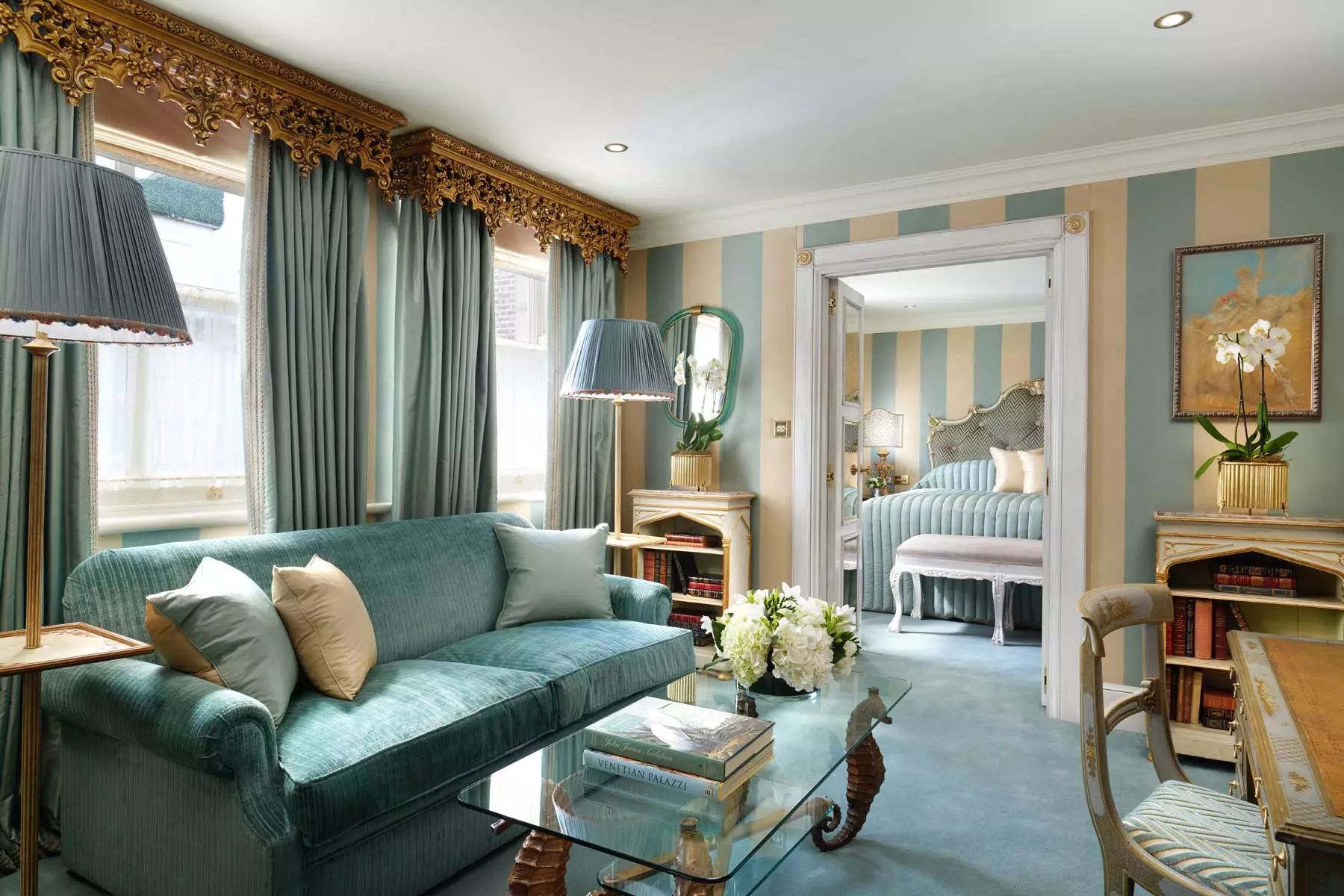 À l'intérieur d'une suite décorée en crème et bleu à l'hôtel The Milestone à Londres