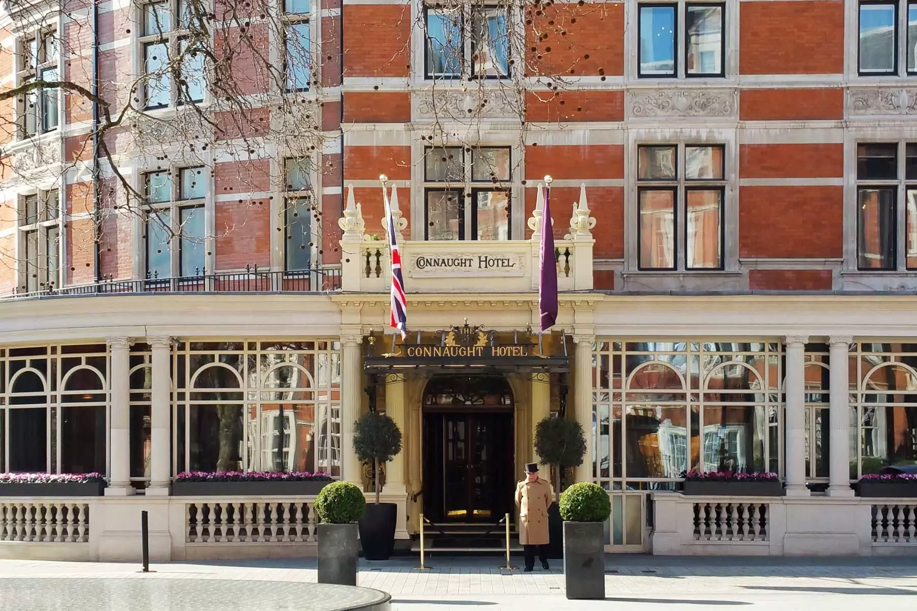 Bahagian luar dan pintu masuk ke The Connaught Hotel di London