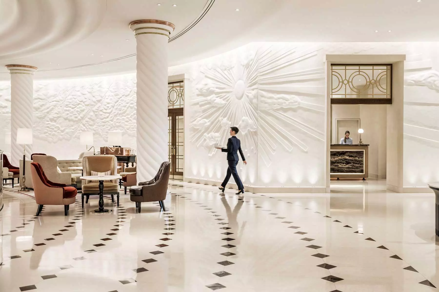 Lobi i bardhë dhe i zi i hotelit Four Seasons London në Ten Trinity Squar