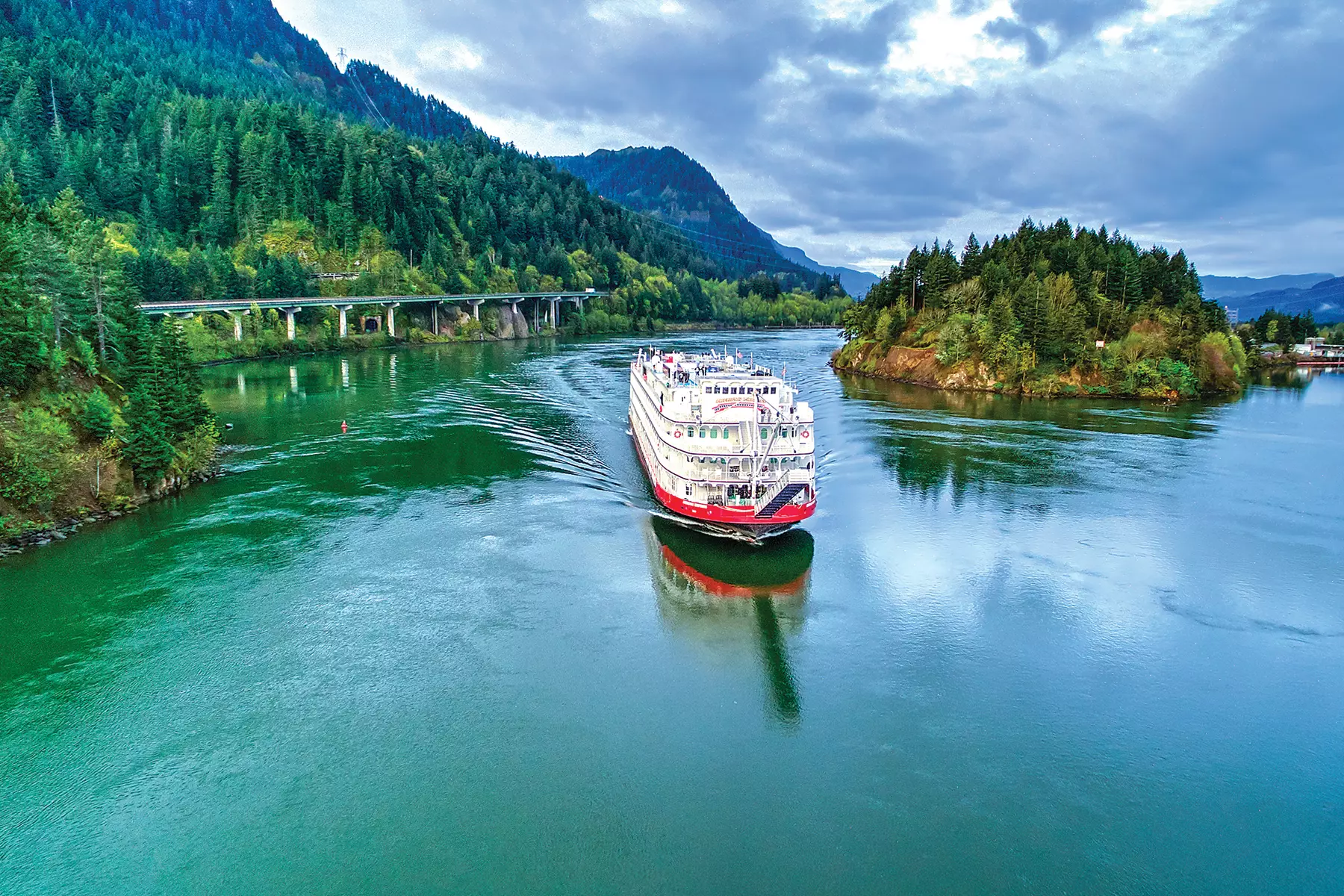 በኦሪገን ውስጥ በአሜሪካዊው ንግስት Steamboat ኩባንያ የዳልስ መርከብ ውጫዊ