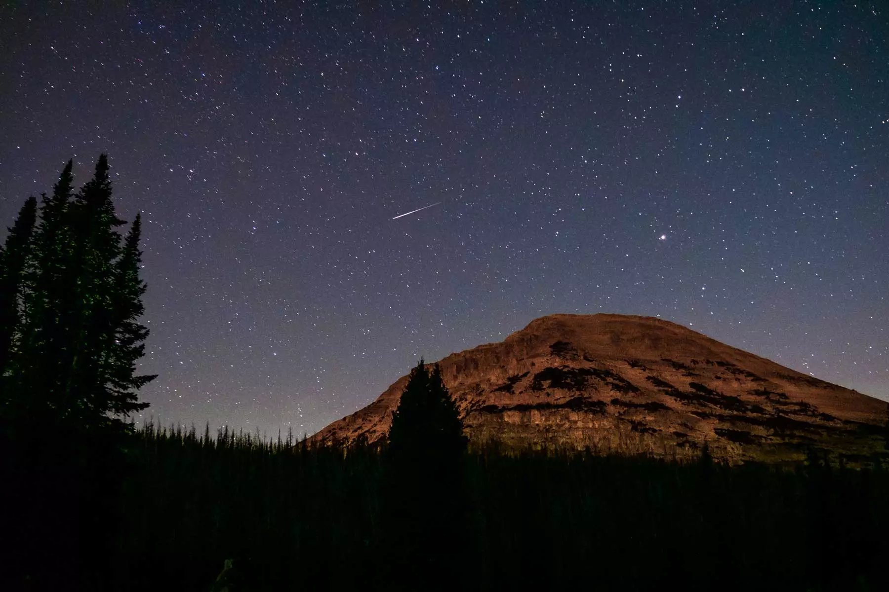 Cel nocturn estrellat a les muntanyes d'Uinta