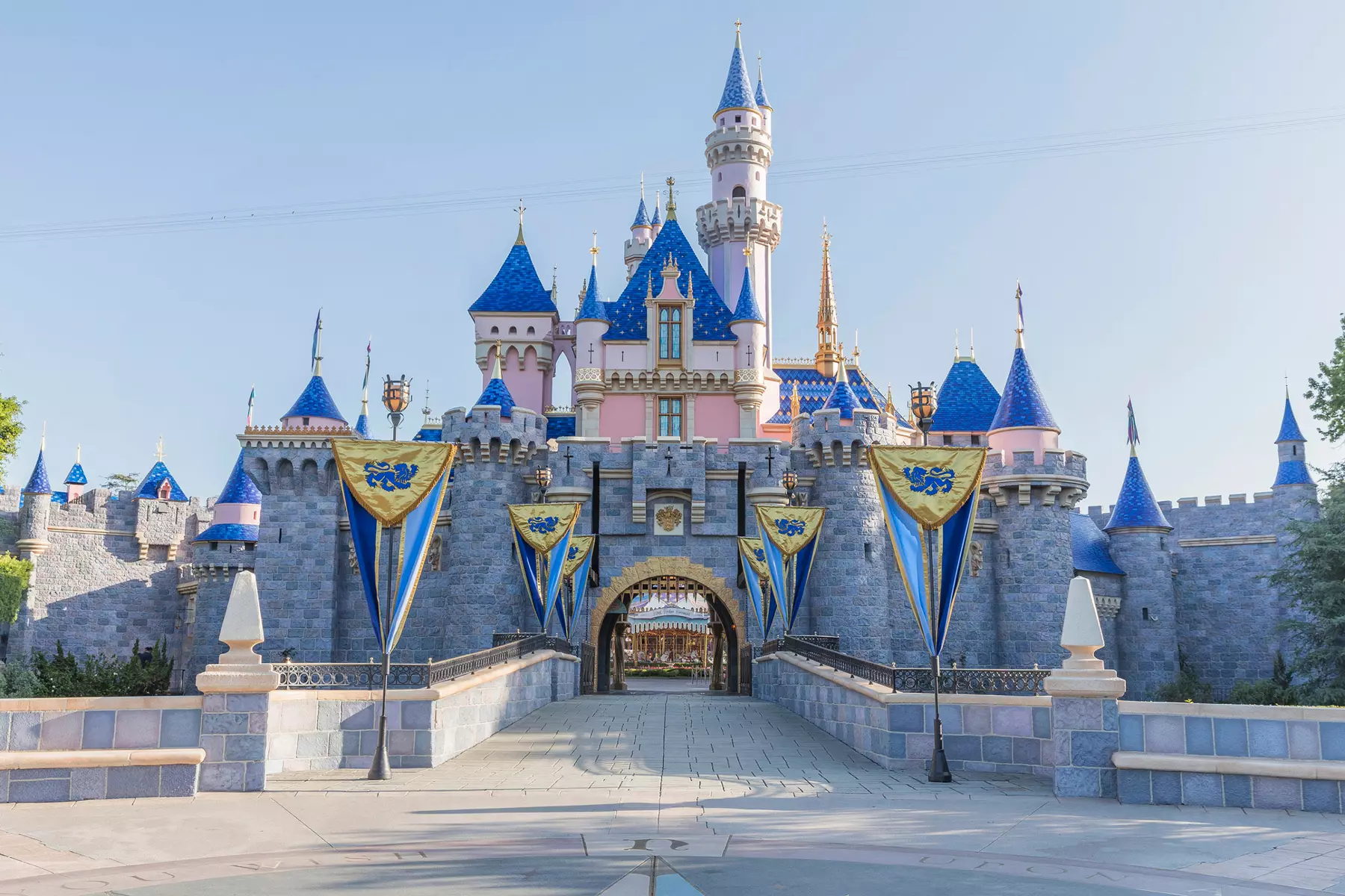 Caisleán Sleeping Beauty ag Páirc Disneyland