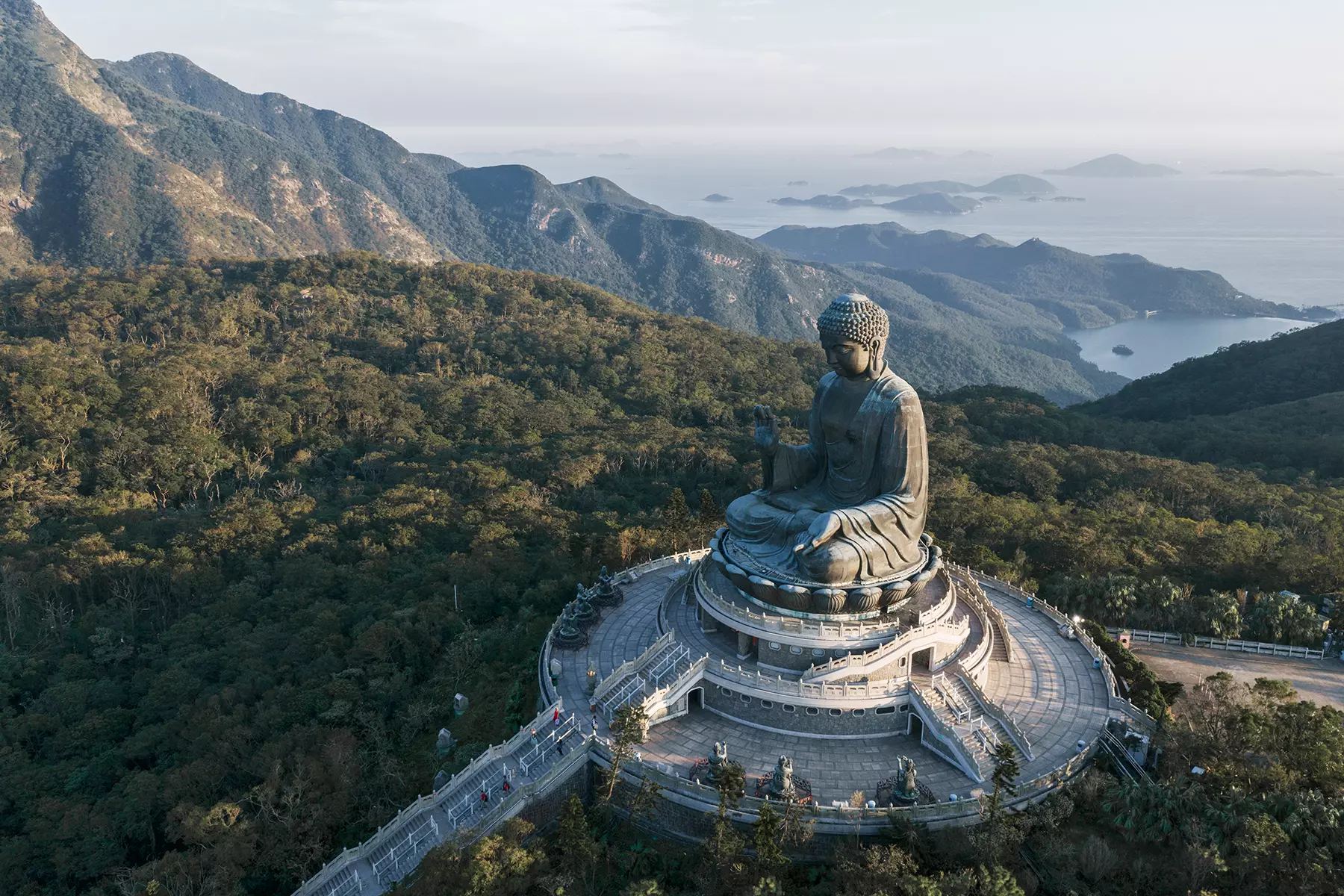 Alacakaranlıqda Honq Konq Tian Tan Buddanın havadan görünüşü