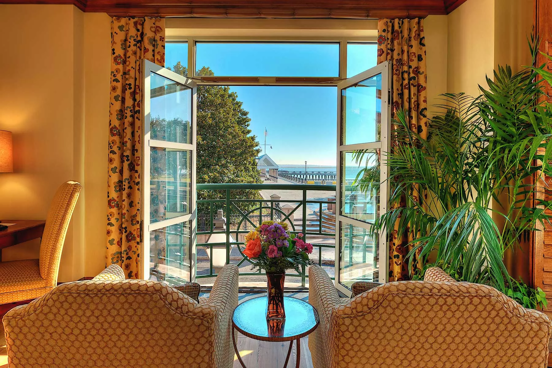 Blick durch ein Fenster auf das Wasser im HarbourView Inn in Charleston, SC