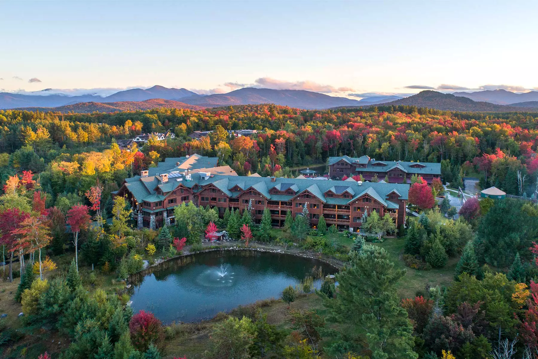 A légi felvétel az őszi lombozatról és a Whiteface Lodge-ról Lake Placidban, New York államban