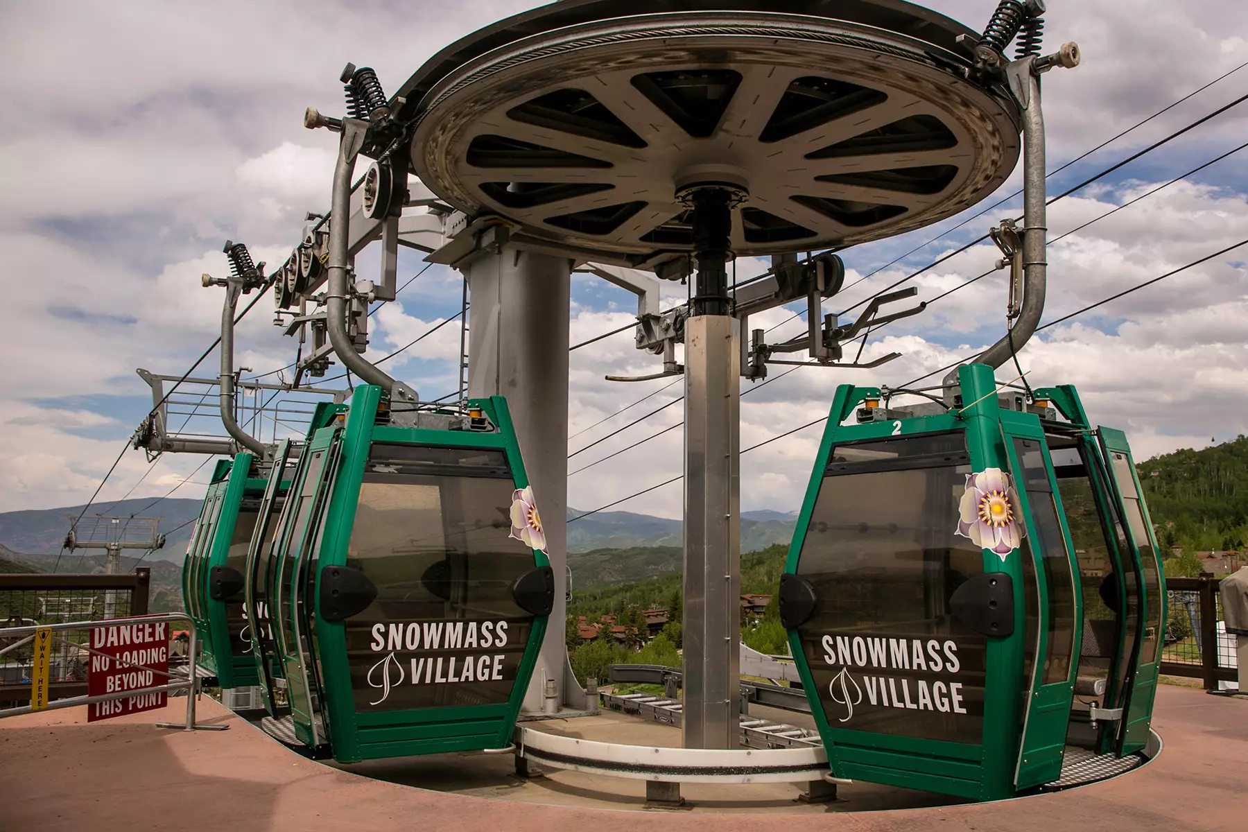 Gondola ta 'l-iskijjar toqgħod idle għas-sajf fi Snowmass, Colorado