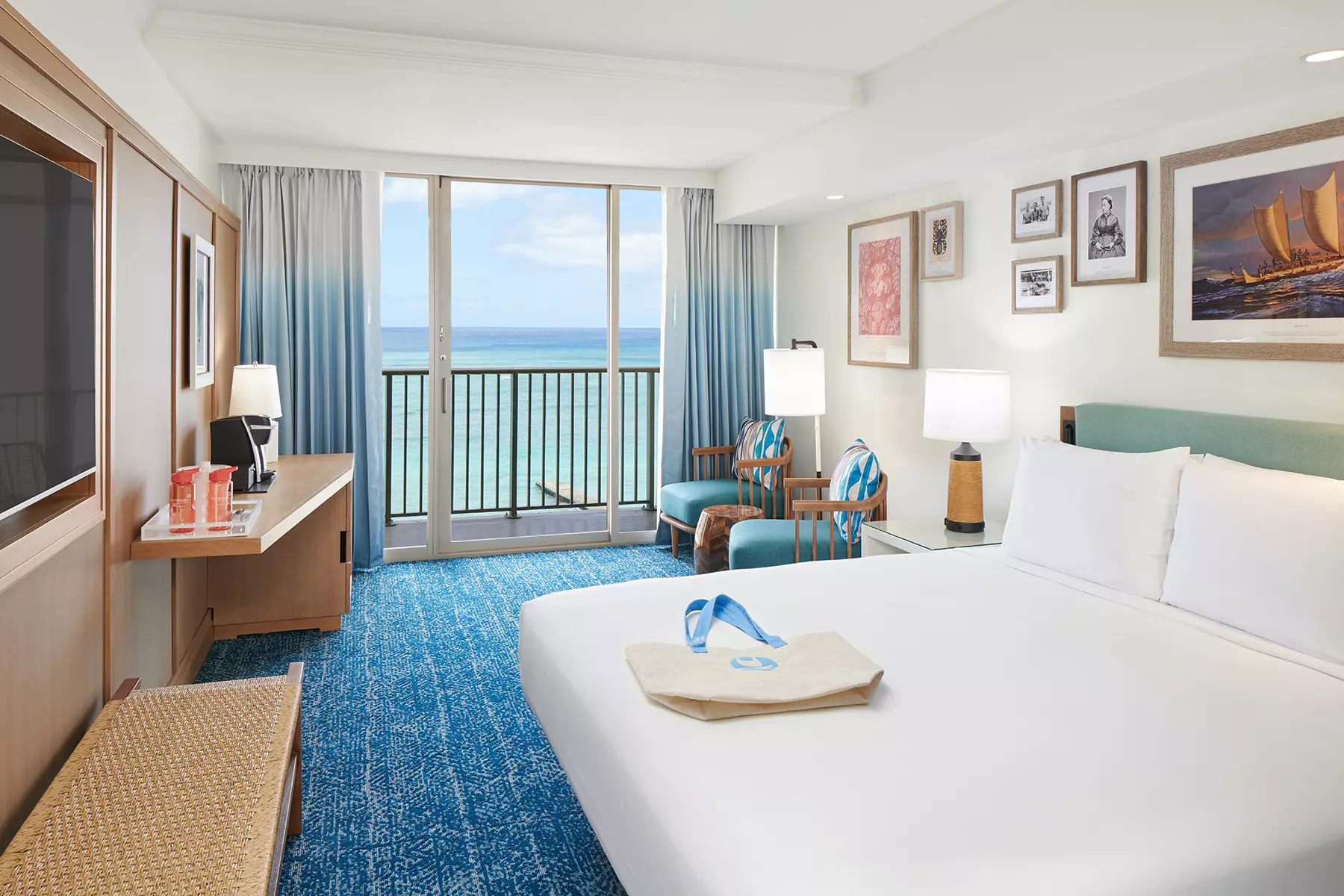 Nội thất của phòng có giường cỡ king tại Outrigger Reef Waikiki Beach Resort