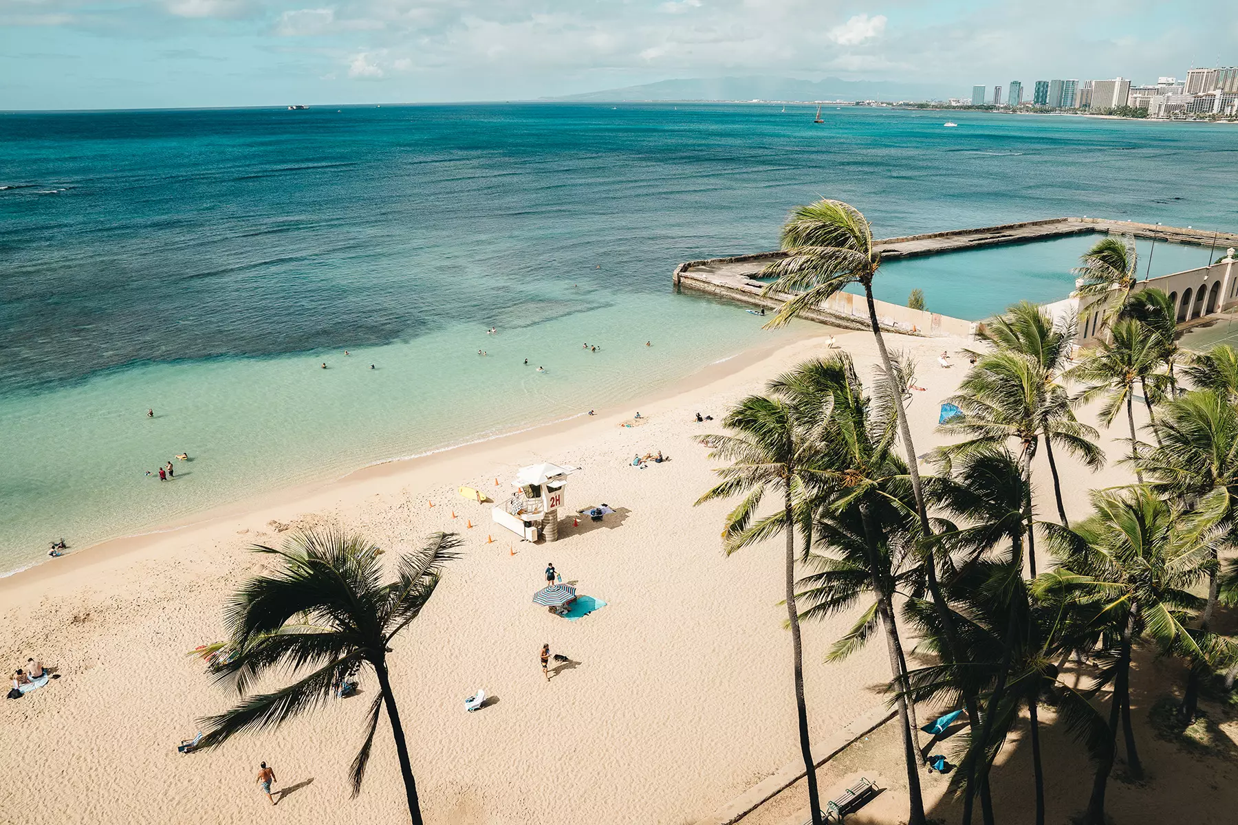 Vue vun der Plage op Kaimana Beach Hotel