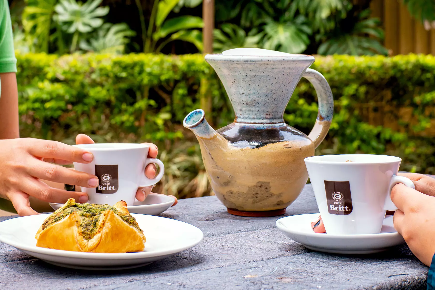 Drikker kaffe og spiser på Britt Coffee Tour