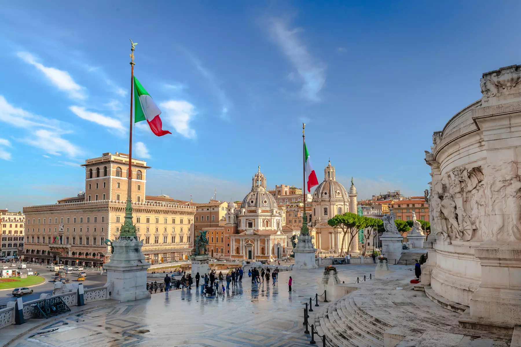 A Piazza Venezia, a Santa Maria di Loreto-templom és a Mária Szent Neve-templom a Forum Trajanban, Rómában.