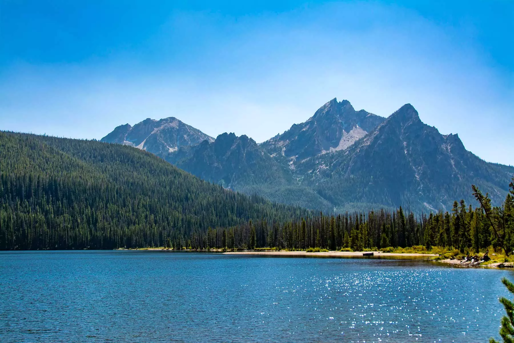 Scenic werjefte fan Stanley Lake en Sawtooth Mountains by Stanley Idaho