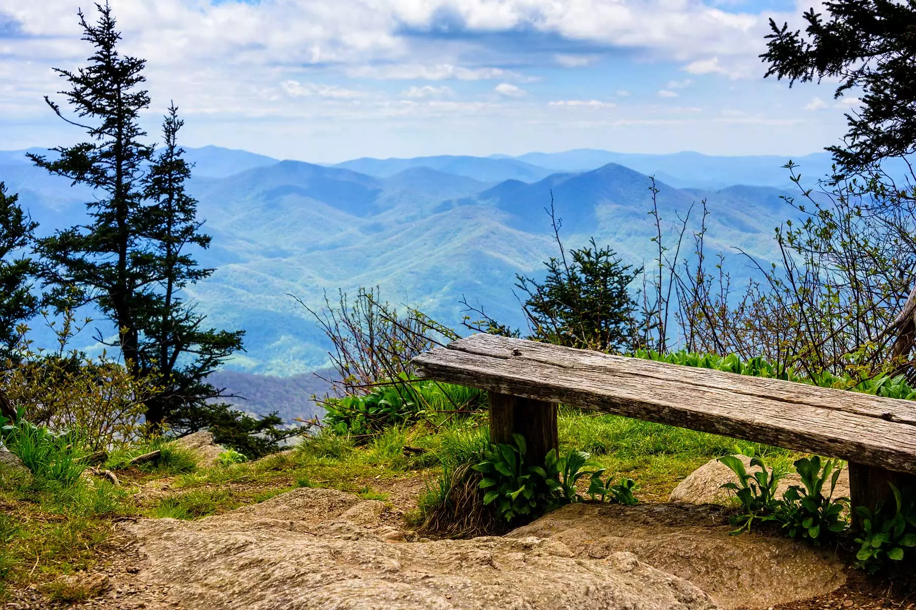Scenic útsicht fan houten bankje fan Smoky en Blue Ridge Mountains yn Noard-Karolina