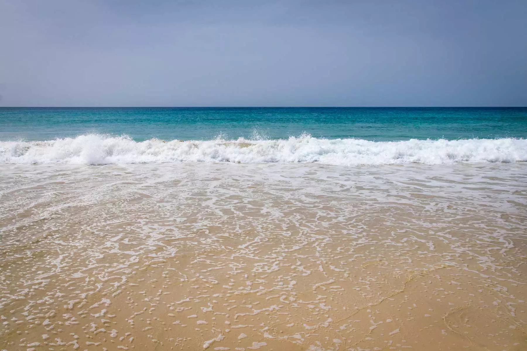 Niska plima na plaži Santa Monica, Boa Vista Cape Verde