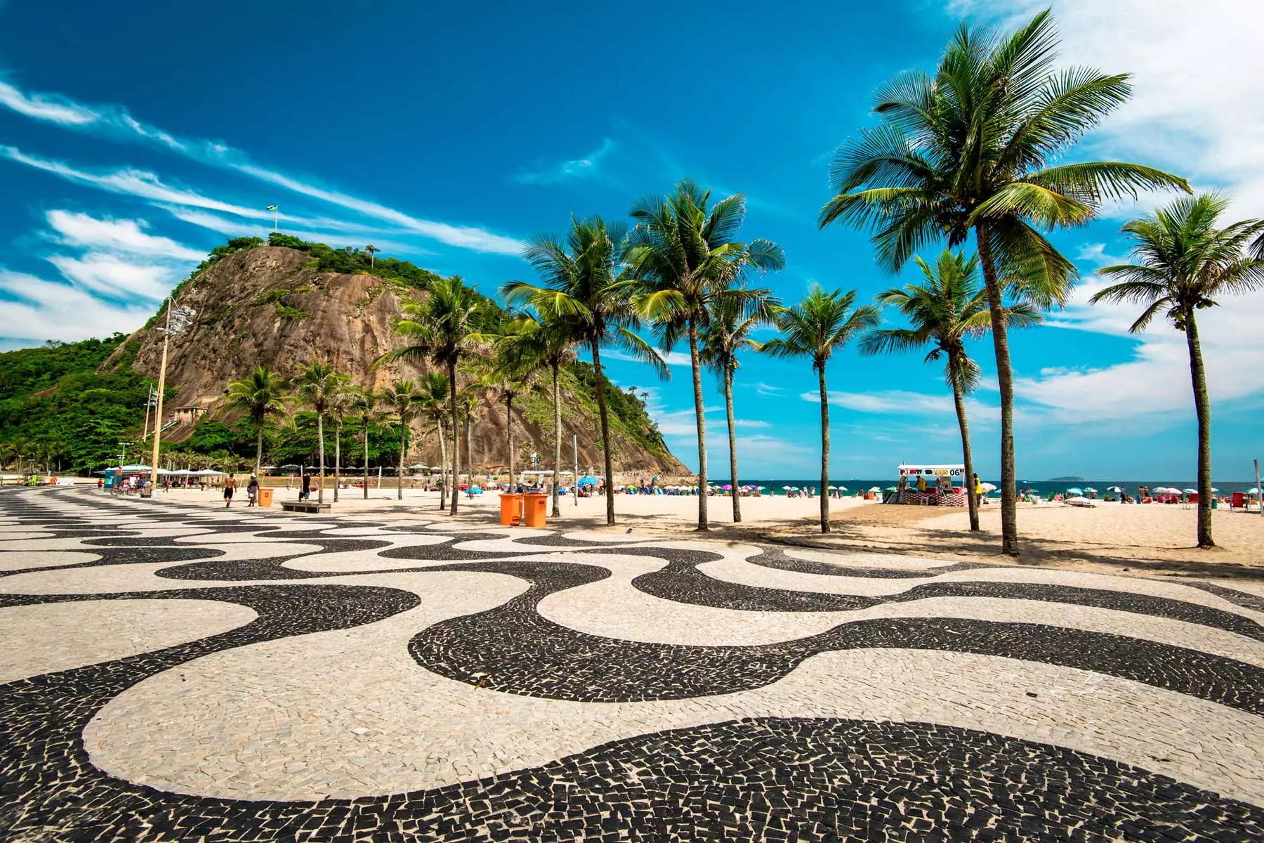Rio de Janeaneýrodaky Copacabana pyýada ýörelgesiniň mozaikasy we palma agaçlary