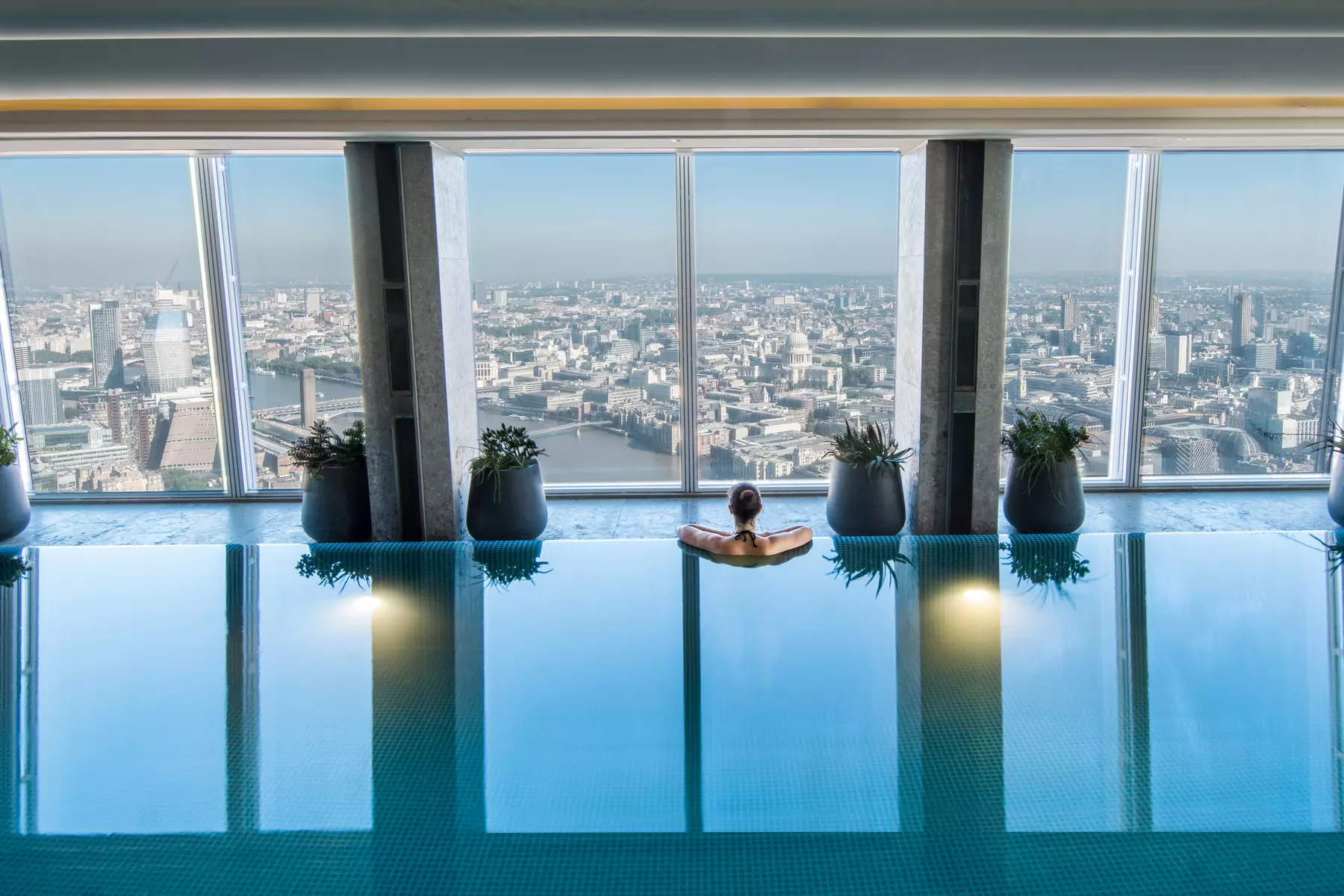 Ọdọ mmiri nwere echiche nke London na Shangri-La Na Shard