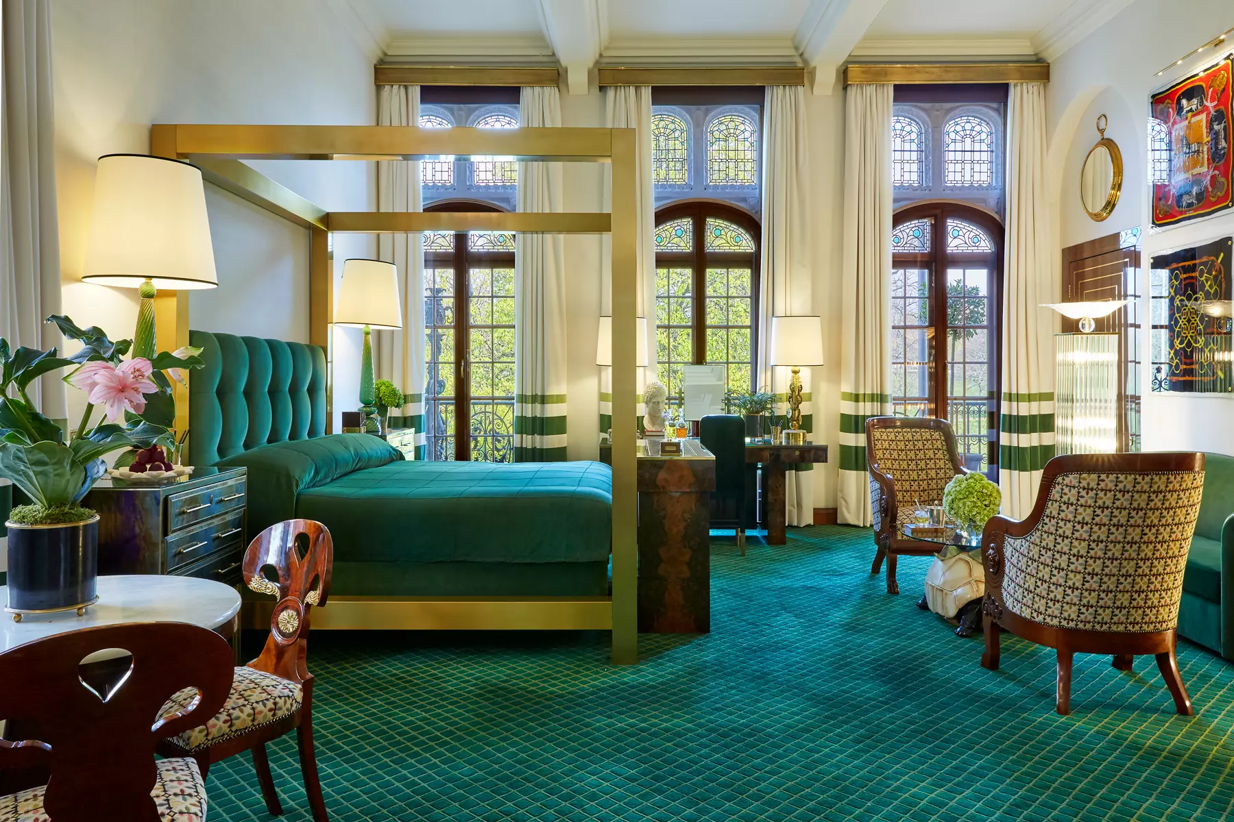 The green Hermes Suite na The Milestone Hotel