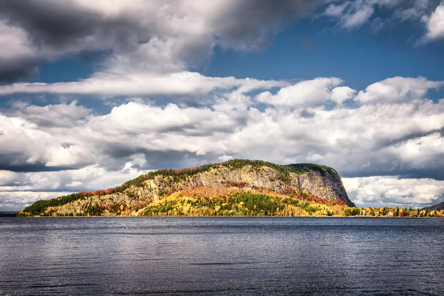 Mont Kineo, amb penya-segats de 700 peus (210 m) que s'aixequen directament des de l'aigua del llac Moosehead. És una peculiar formació geològica de sílex així com la massa més gran del país d'aquesta roca.