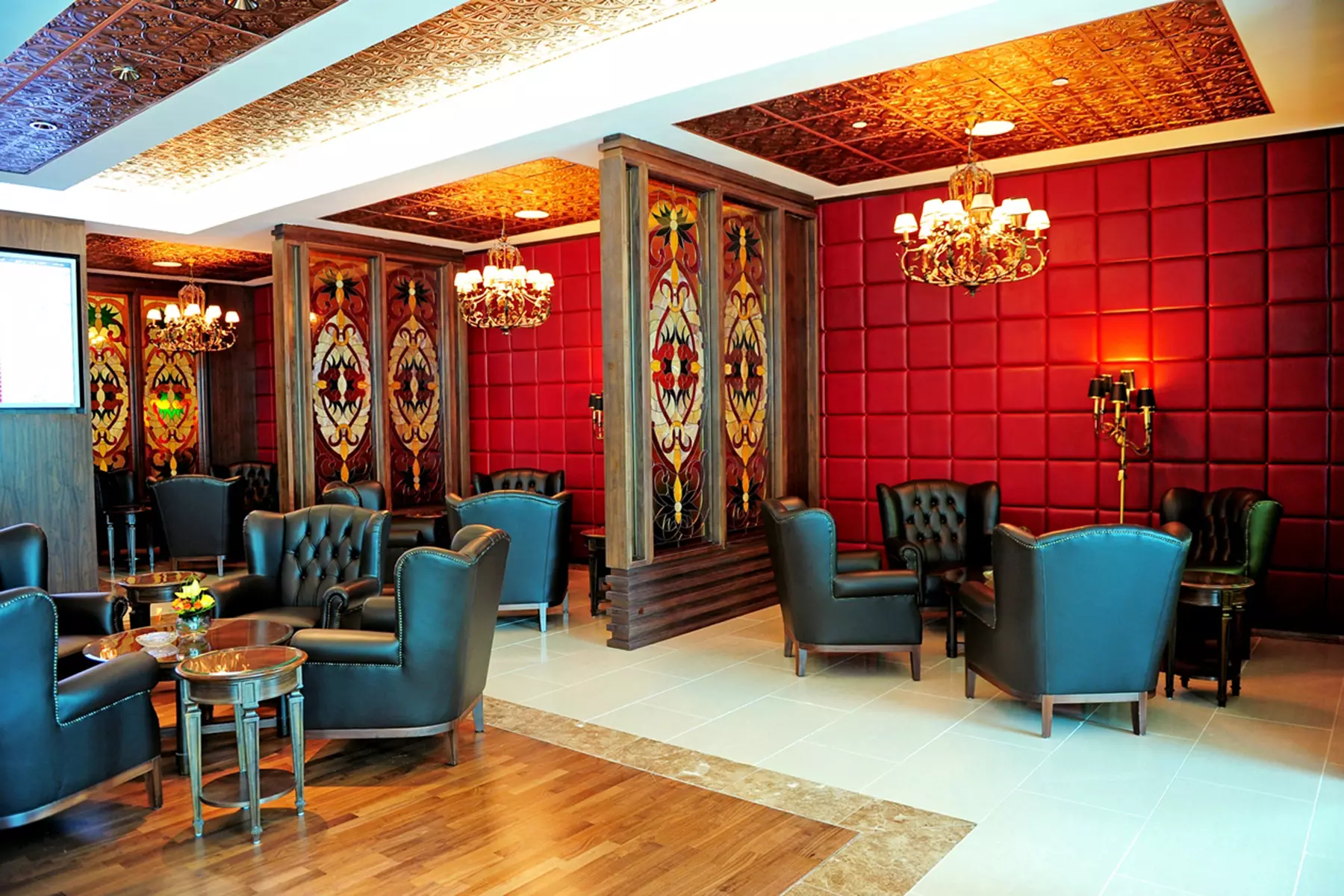 Zona de comedor en la sala VIP de primera clase de Emirates, Dubái