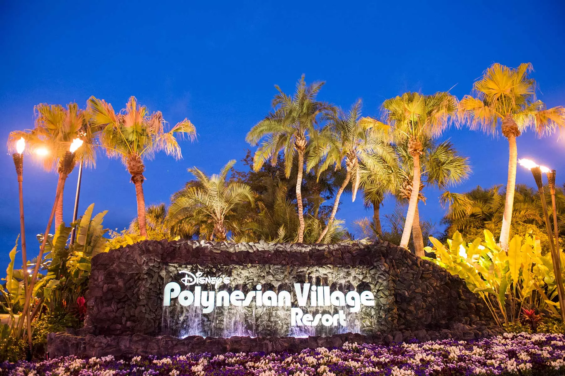 ป้ายทางเข้า Polynesian Village Resort ของดิสนีย์