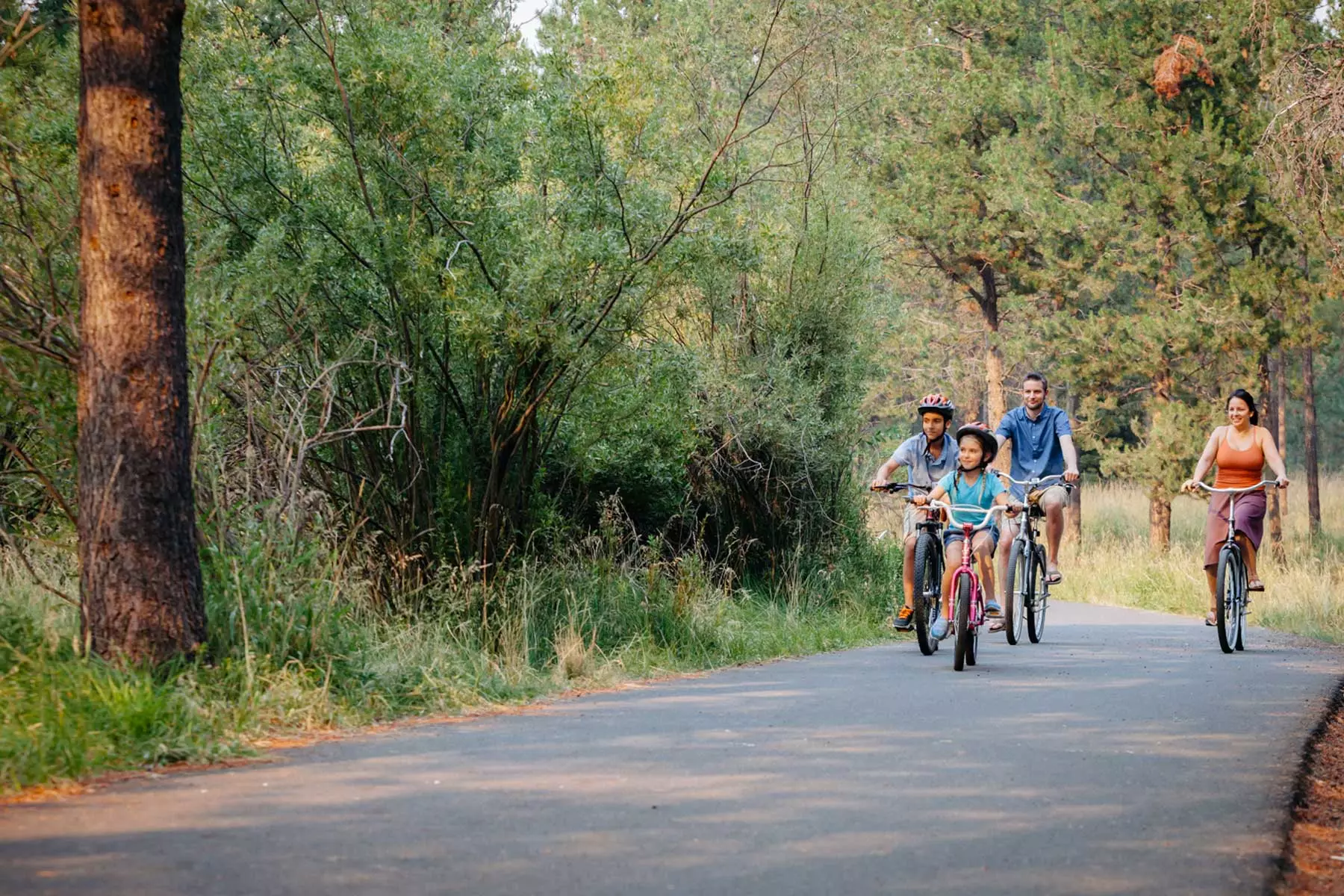 Gostje se vozijo s kolesi po poti v letovišču Sunriver v Oregonu