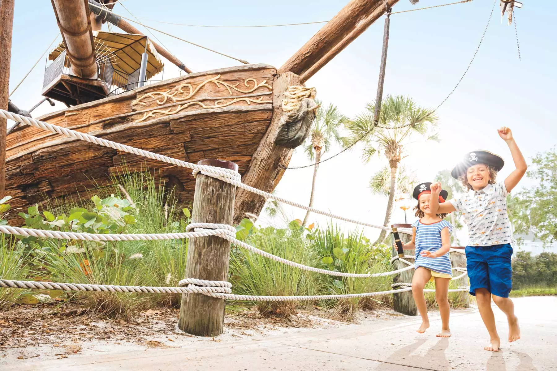 Дети играют на территории курорта Disney's Yacht Club Resort.