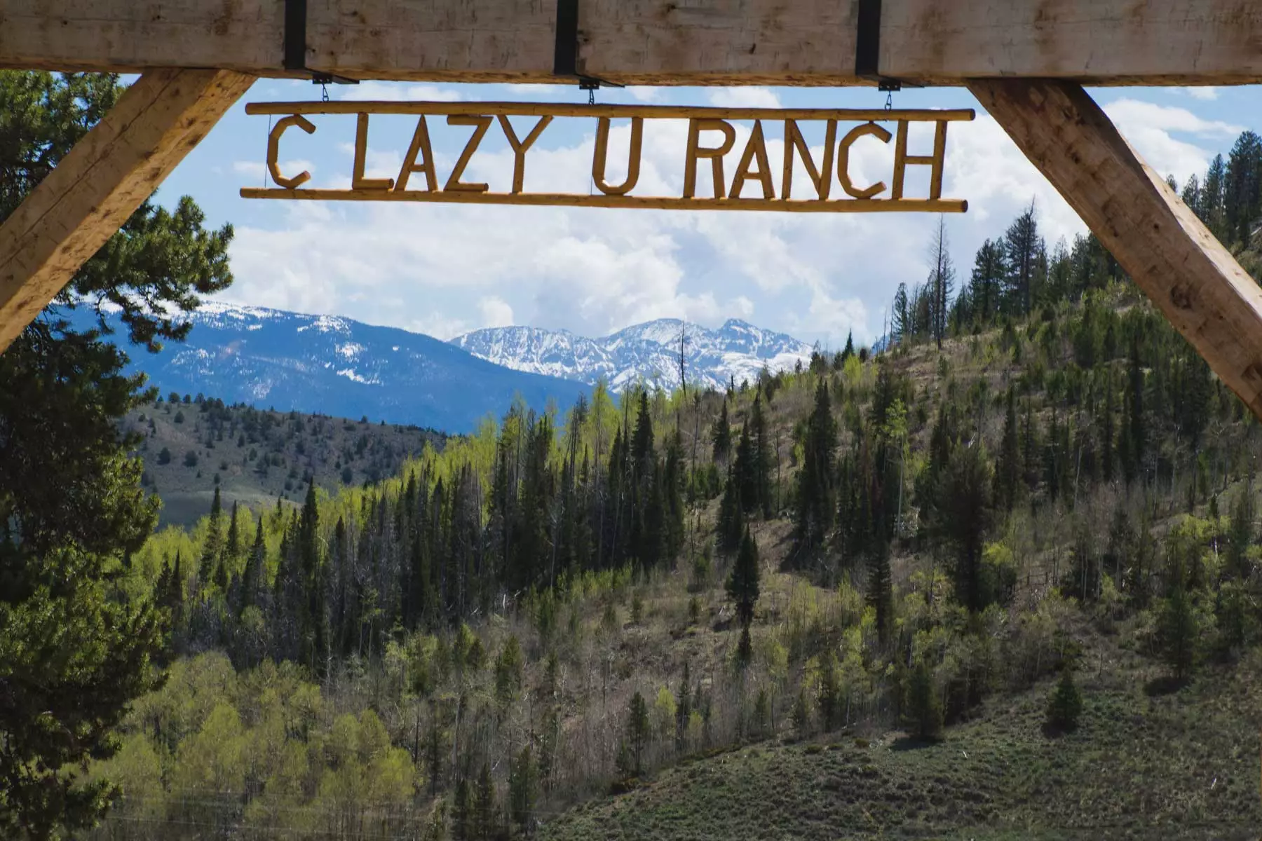 C Lazy U Ranch'in girişinde tabelalı kapı