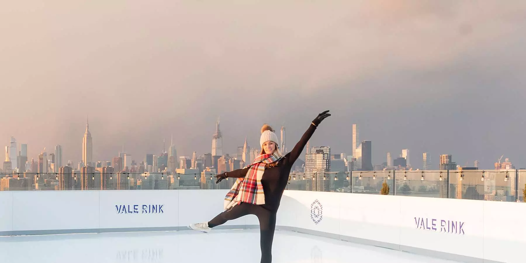 O le Faletalimalo lenei i Brooklyn e iai le Rooftop Skating Rink, Fondue Chalets, ma vaaiga sili ona lelei o le New York Skyline.