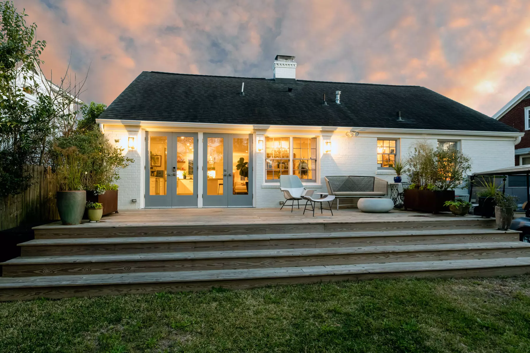 Porch ta' wara u patio ta' airbnb tad-dar bajda