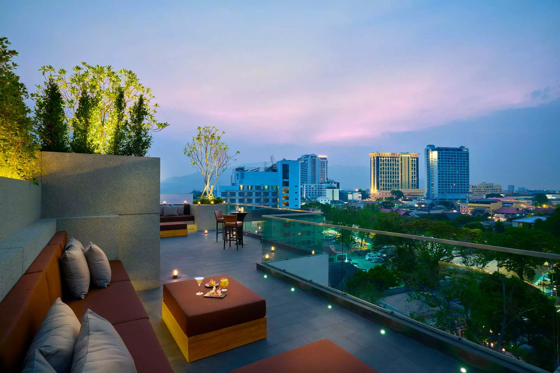 Anantara Chiang Mai Resort Kokteyl Sonsuzluk Havuz Terası, Chiang Mai, Tayland