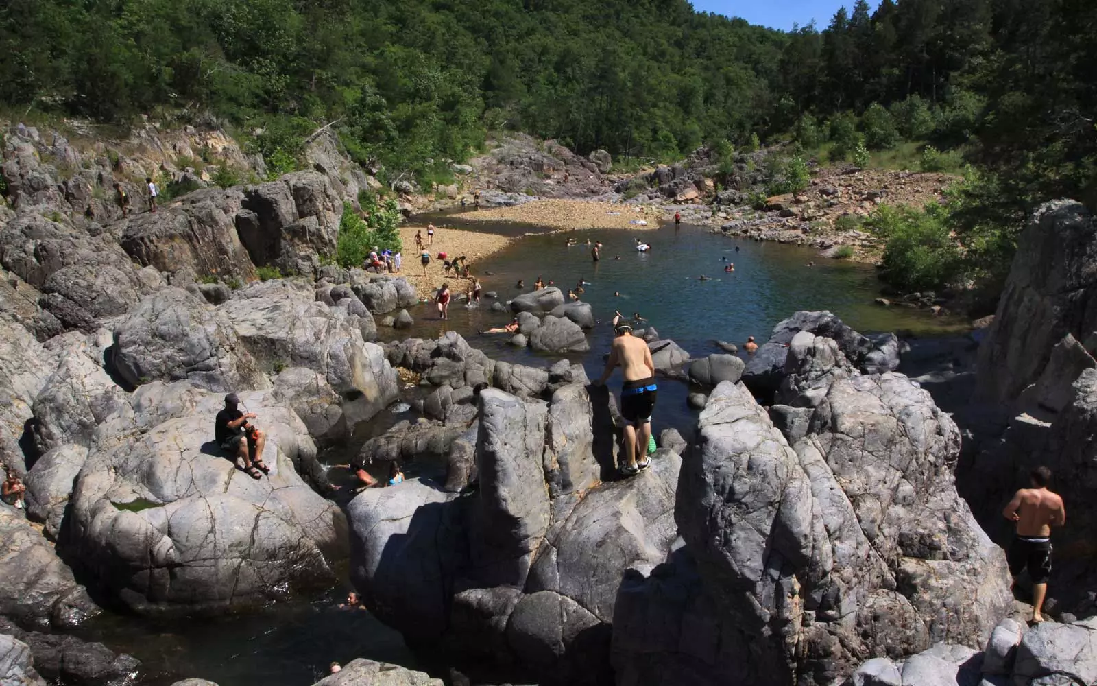 Bērni peld Džonsona Shut Ins štata parkā East Fork Black River Misūri