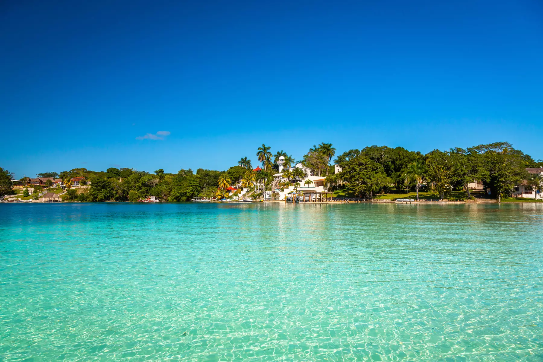 Laguna de Bacalar izwi kandi nka Lagoon y'amabara arindwi, i Bacalar, Mexico. Amazi meza asukuye hamwe n'umusenyi wera munsi yikiyaga bitera ibara ryamazi guhinduka muburyo butandukanye bwa turquoise, ubururu, na indigo ndende umunsi wose no mubwimbitse butandukanye.