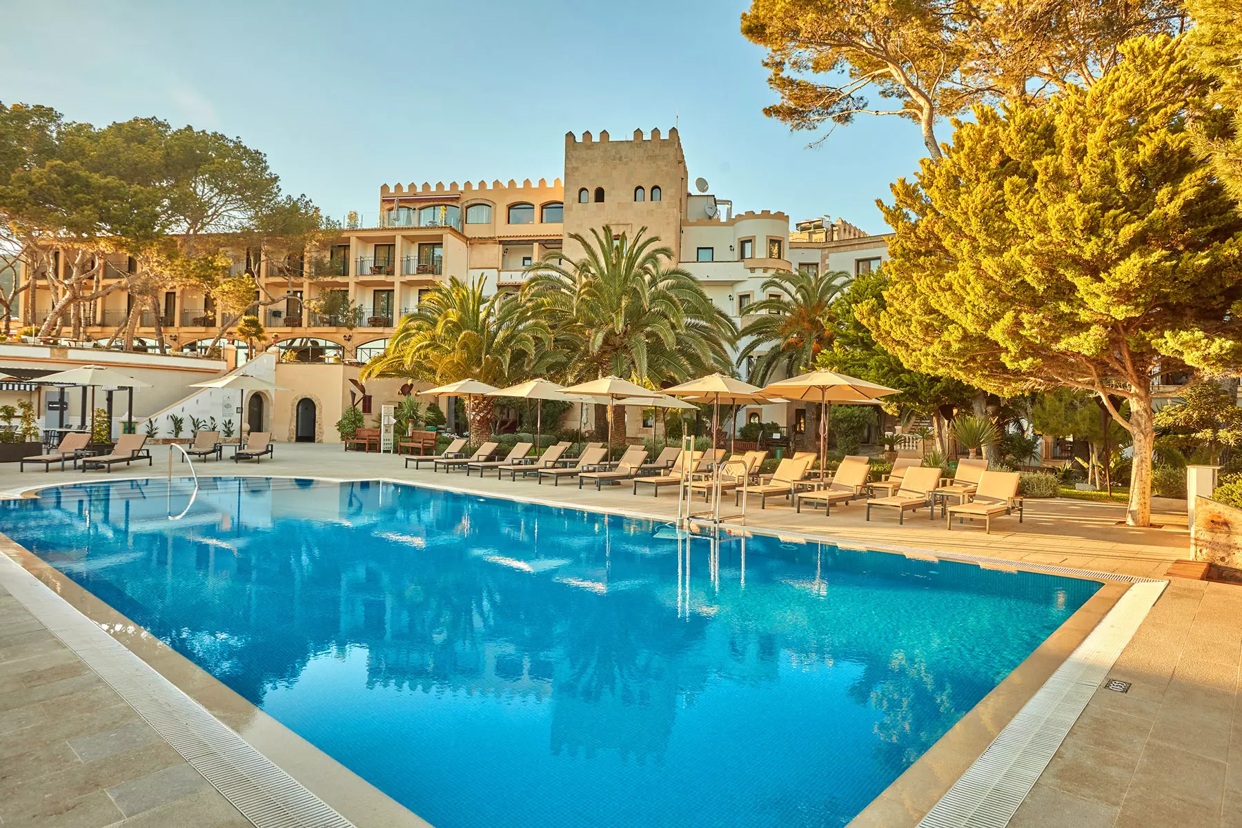 Πισίνα στο Mallorca Villamil Resort, ένα SecretsⓇ Resorts and Spa