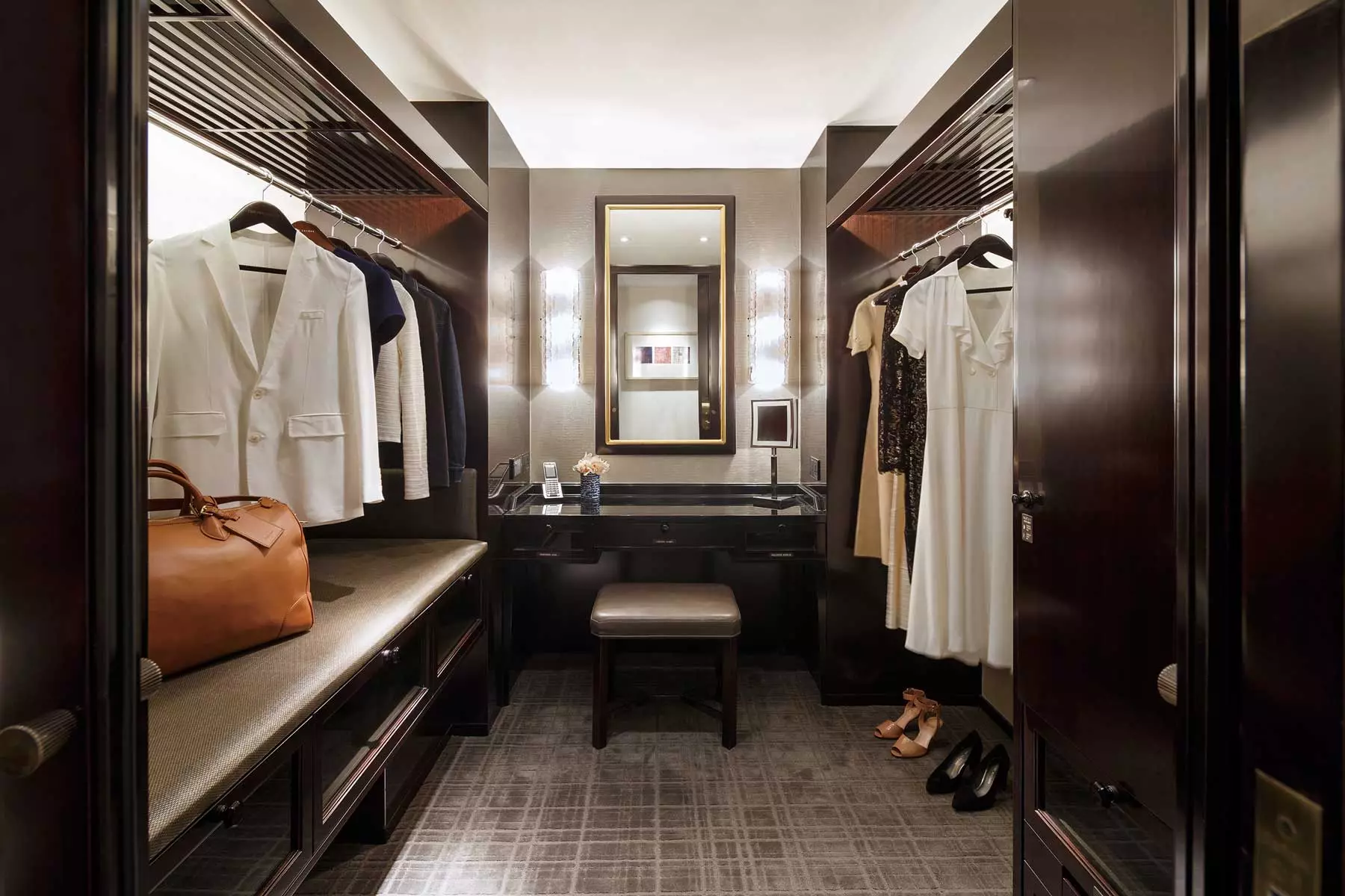 I-Peninsula yaseBeijing, ihotele ye-deluxe igumbi leendwendwe lihamba kwi-closet, e-Beijing, e-China