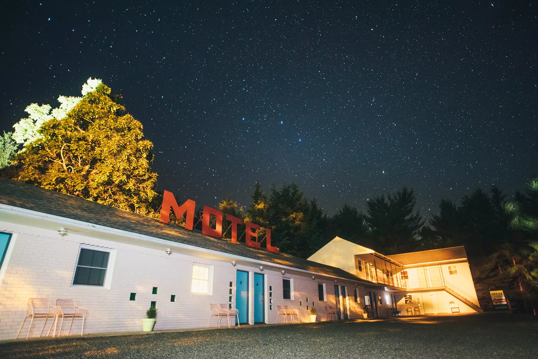 Derveyî Starlite Motel bi şev