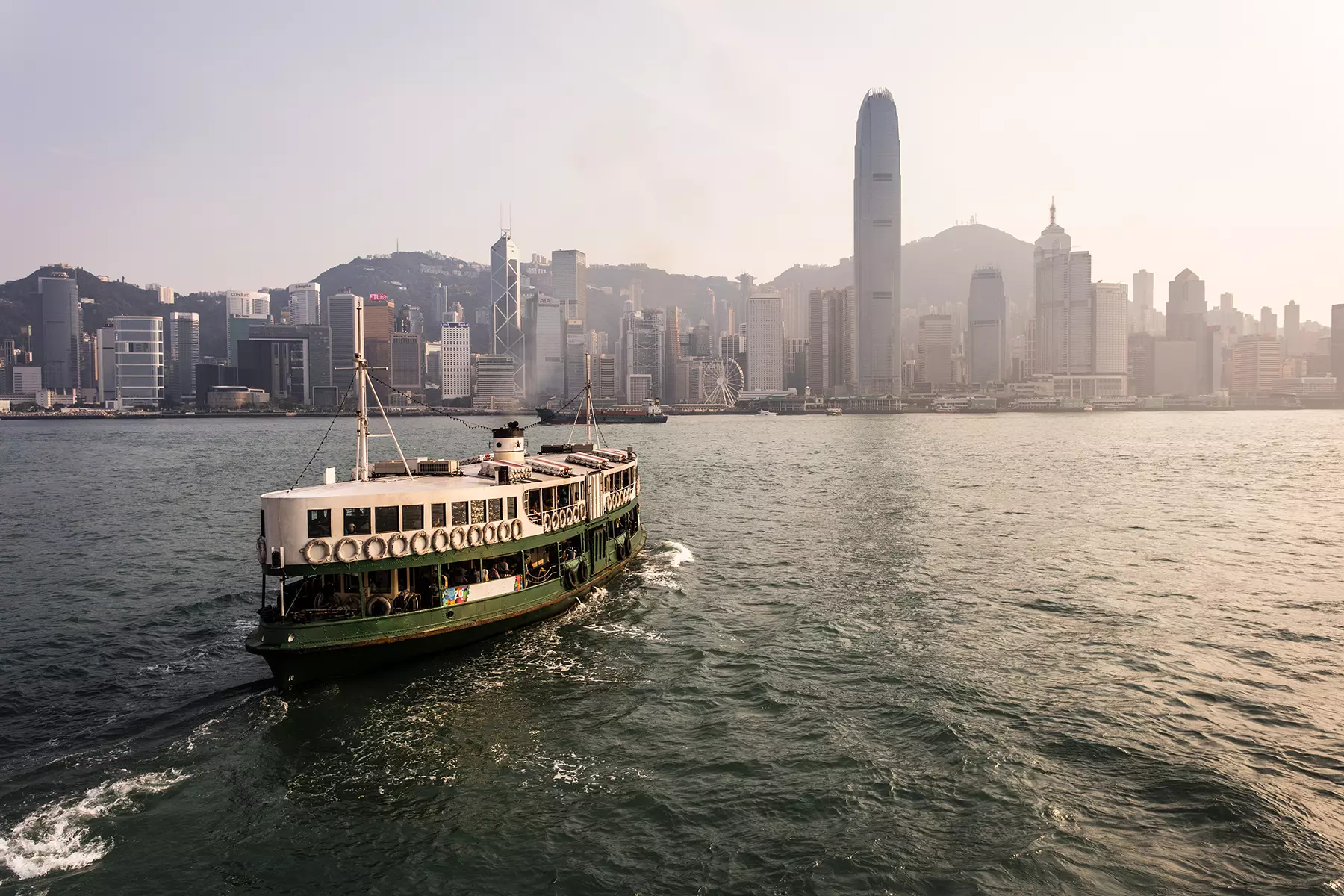 'n Sterveerboot wat sy Tsim Sha Tsui-pier in Kowloon verlaat om teen sononder die sentrale pier in Hong Kong-eiland te bereik