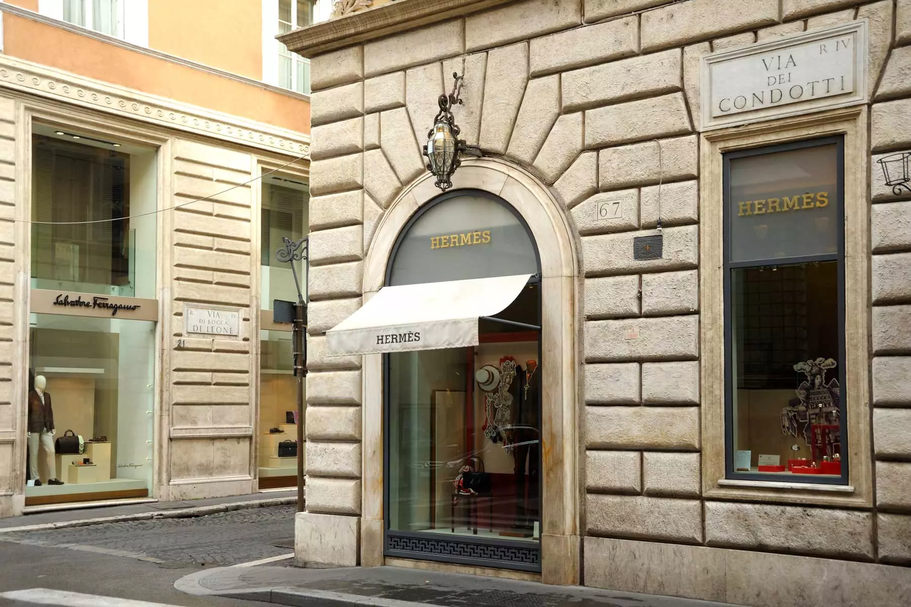 Hermes e Salvatore Ferragamo vitrines das lojas na rua de luxo no centro de Roma.