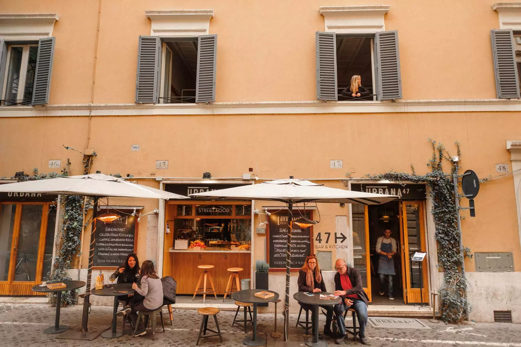 Bên ngoài Urbana 47 ở Rome