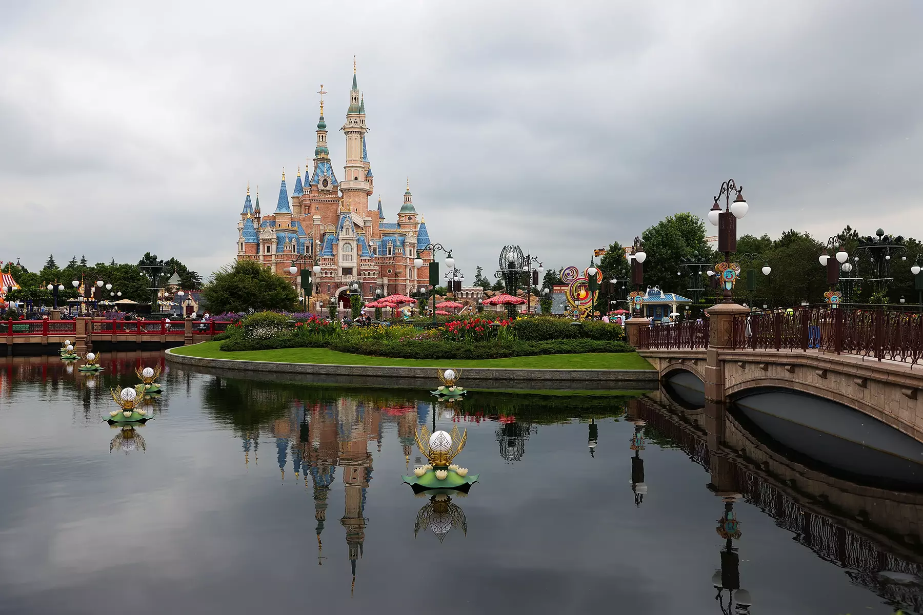 16 Haziran 2021'de Çin'in Şanghay kentinde düzenlenen 5. yıl dönümü kutlamaları sırasında Şanghay Disneyland'in havadan görünümü.