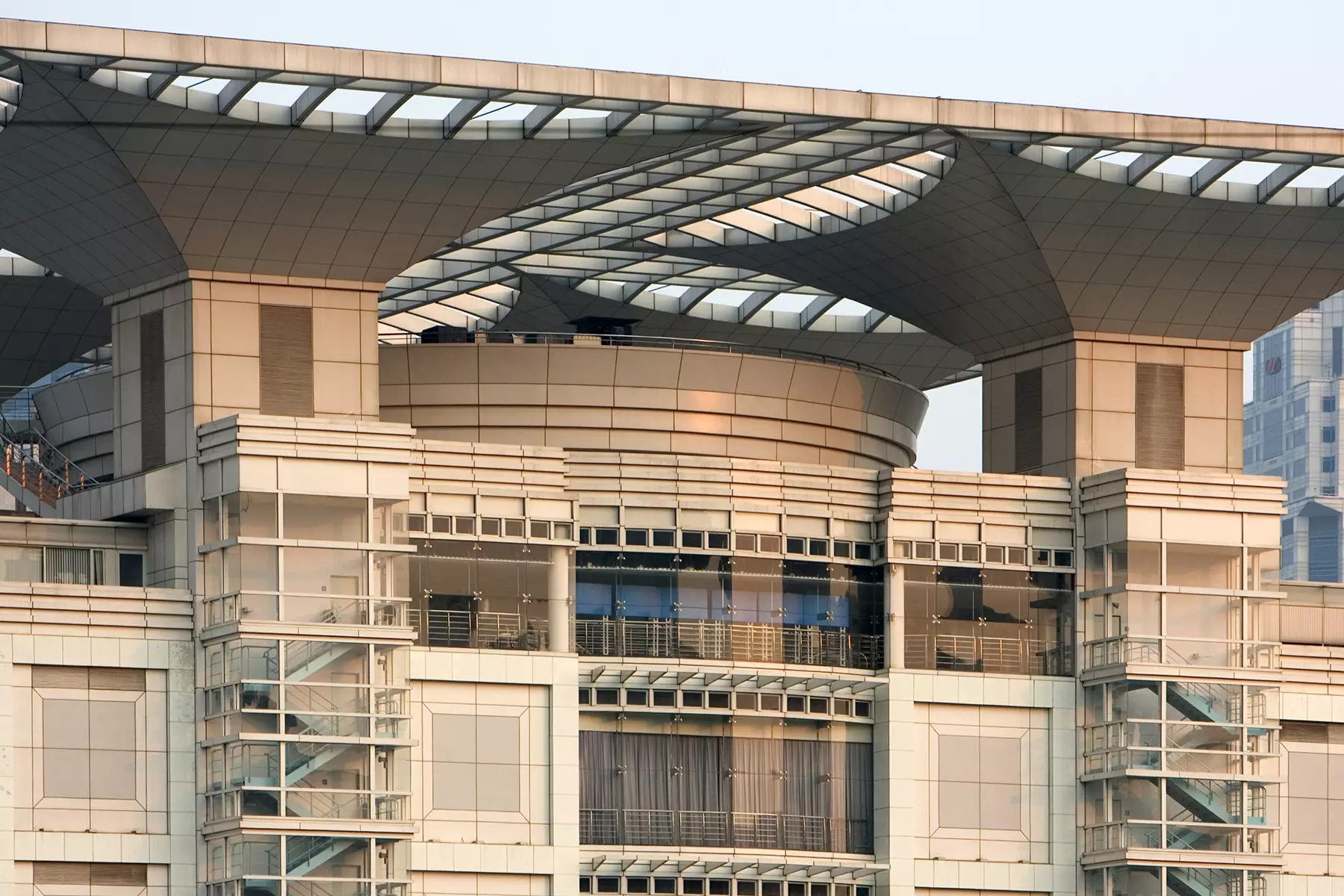 El centro de exposiciones de planificación urbana de Shanghái se encuentra a la luz de la tarde en Shanghái, China.