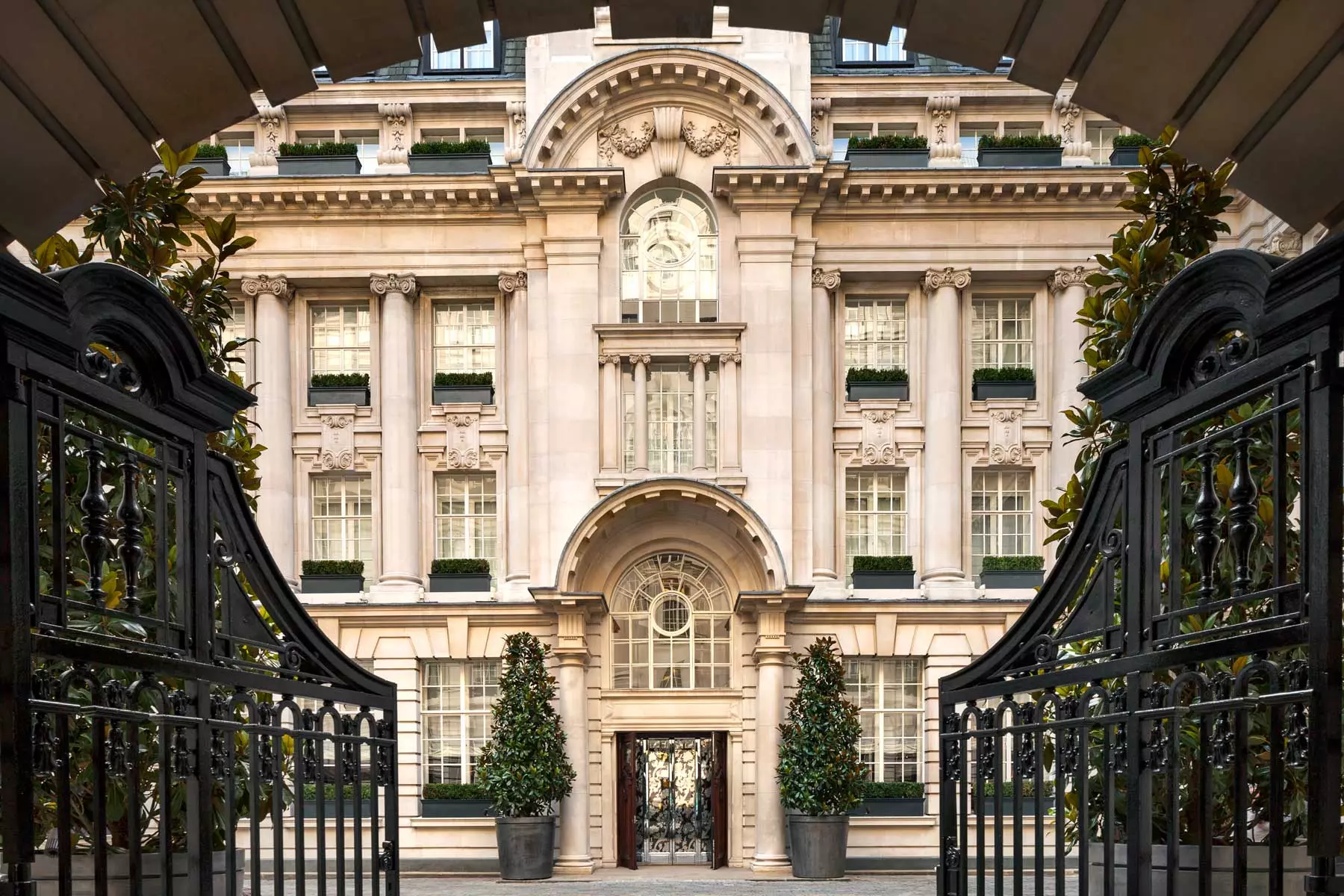Богато украсен вход към хотел Rosewood London