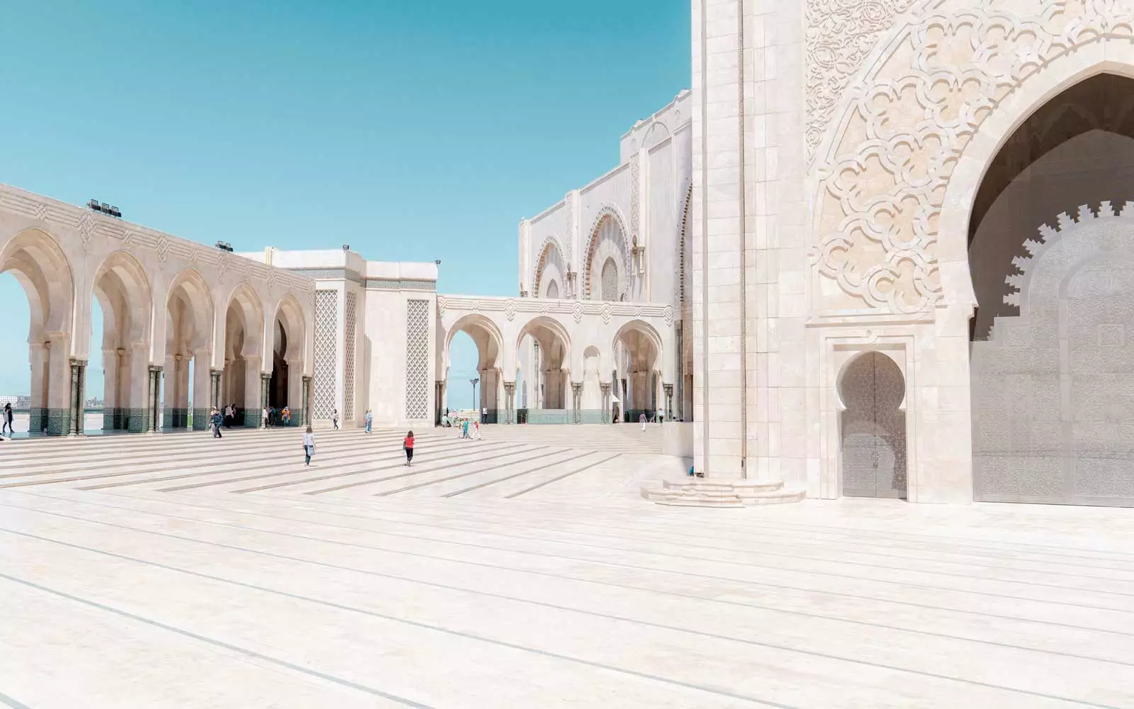 Innenhof der Moschee Hassan II in Casablanca. Eingangstüren rechts.