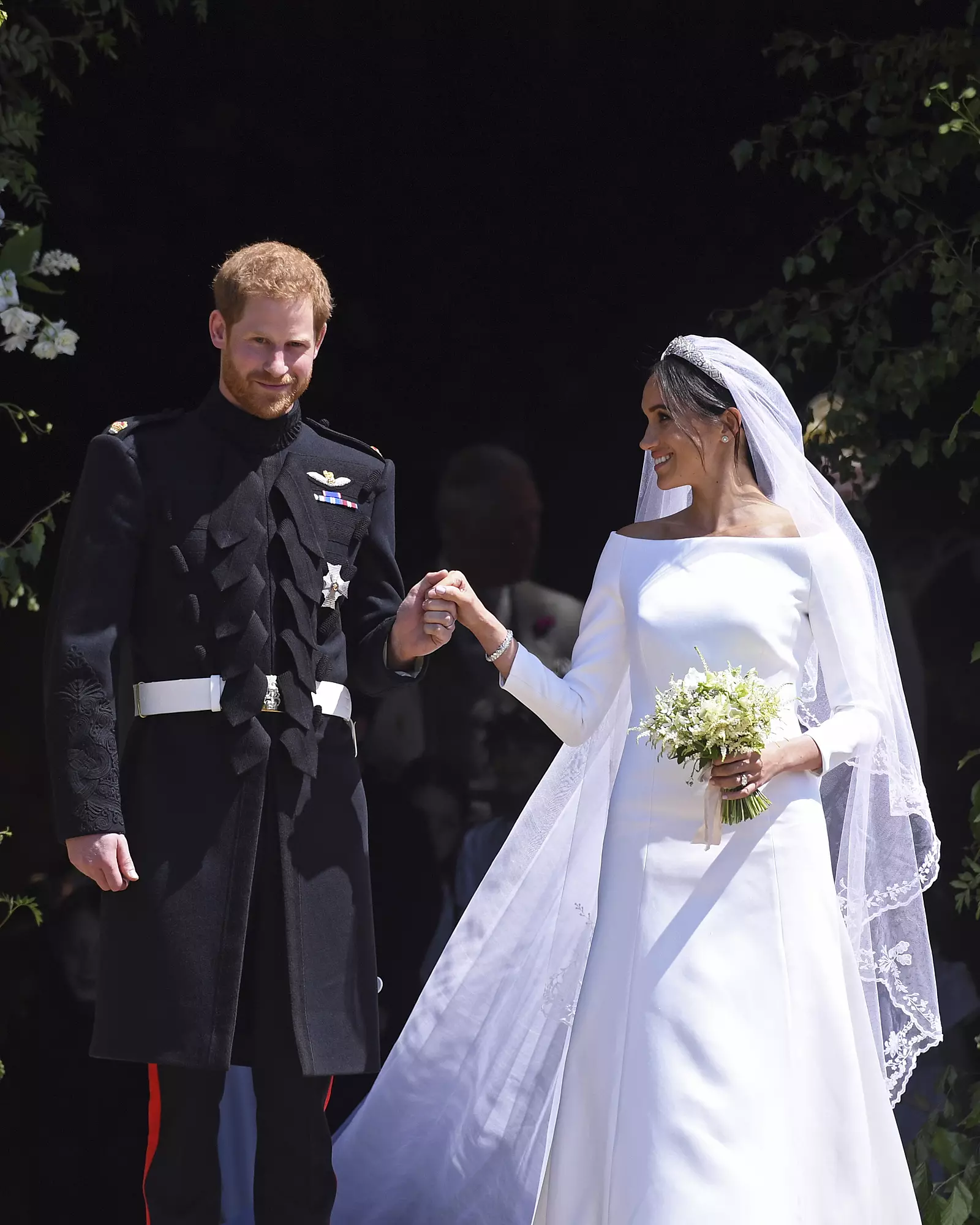 INkosana uHarry kunye noMeghan Markle bancamisana njengoko bephuma eSt George's Cha