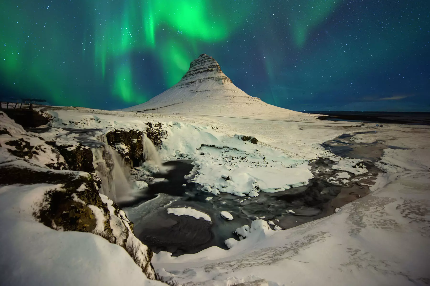 Monte Kirkjufell Islandia durante la aurora boreal