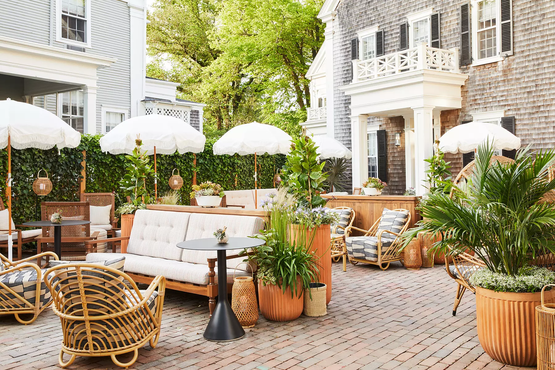 Patio sa Faraway Hotel sa Nantucket