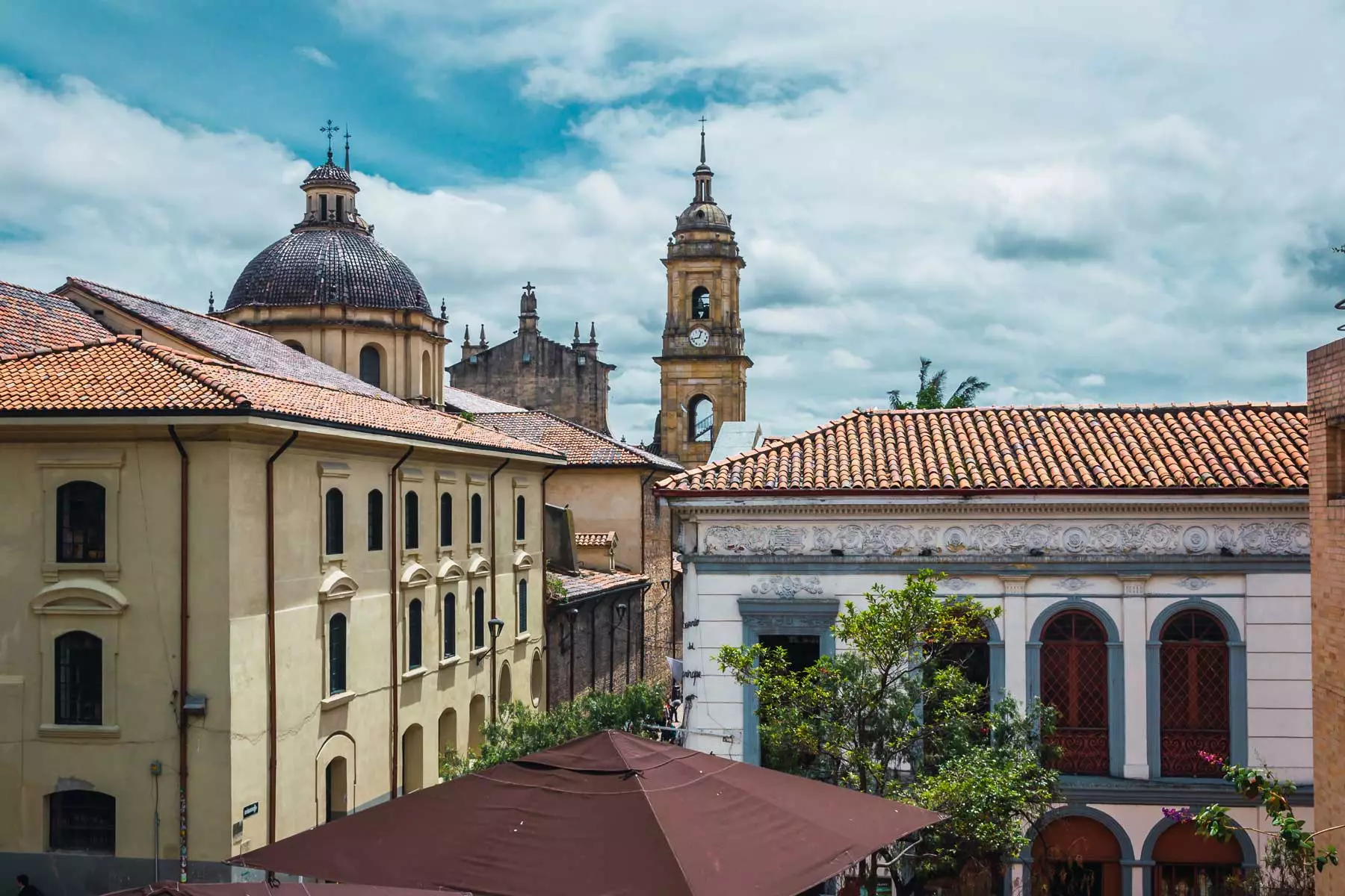 Candelaria ແລະ Los Cerros de Bogota, ໂຄລໍາເບຍ. La Candelaria ເປັນຄຸ້ມບ້ານທີ່ນິຍົມໃນອານານິຄົມໃນ Bogotá