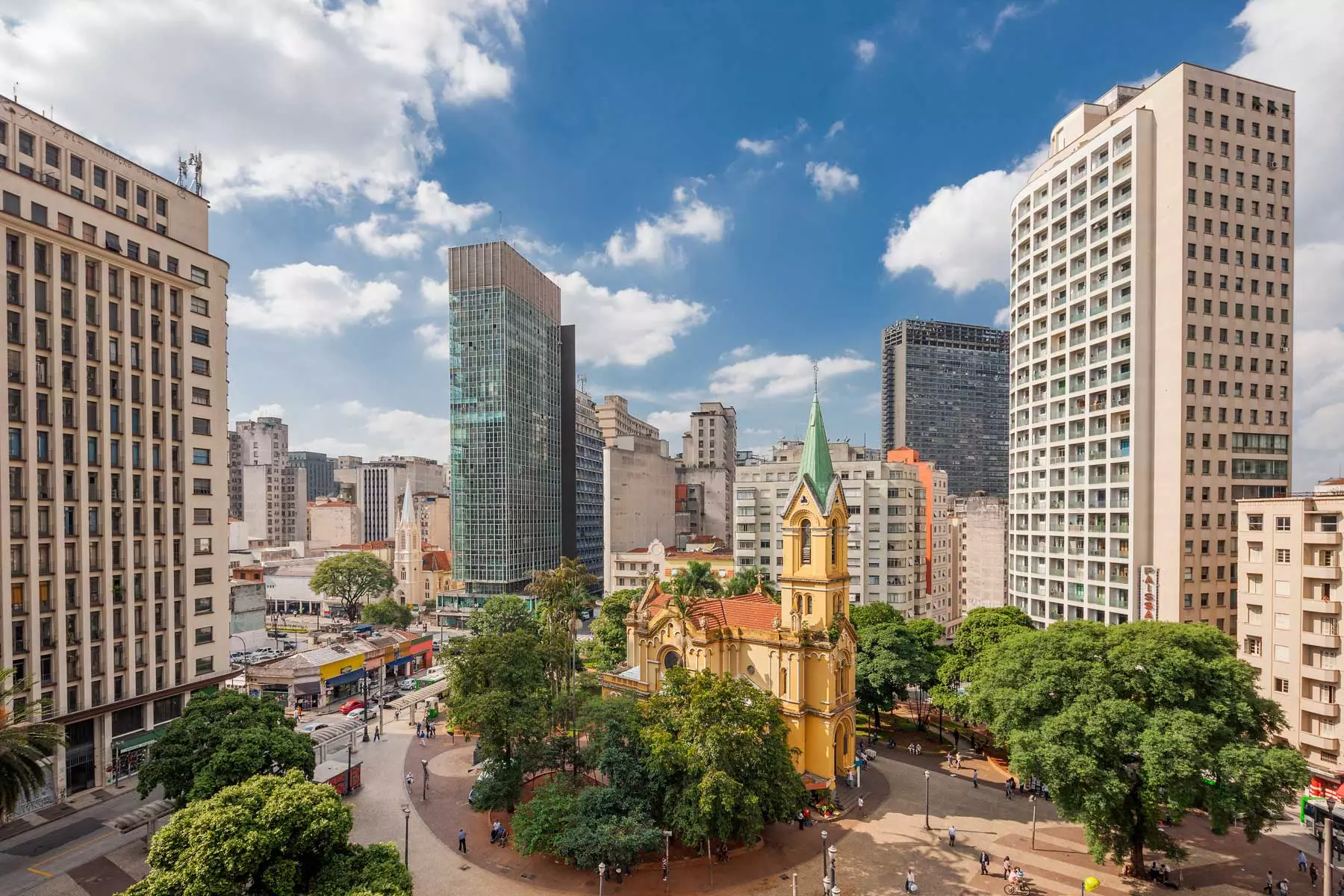 The Igreja Nossa Senhora do Rosario dos Homens Pretos (Church of Our Lady of the Rosary of Black Men) والمدينة